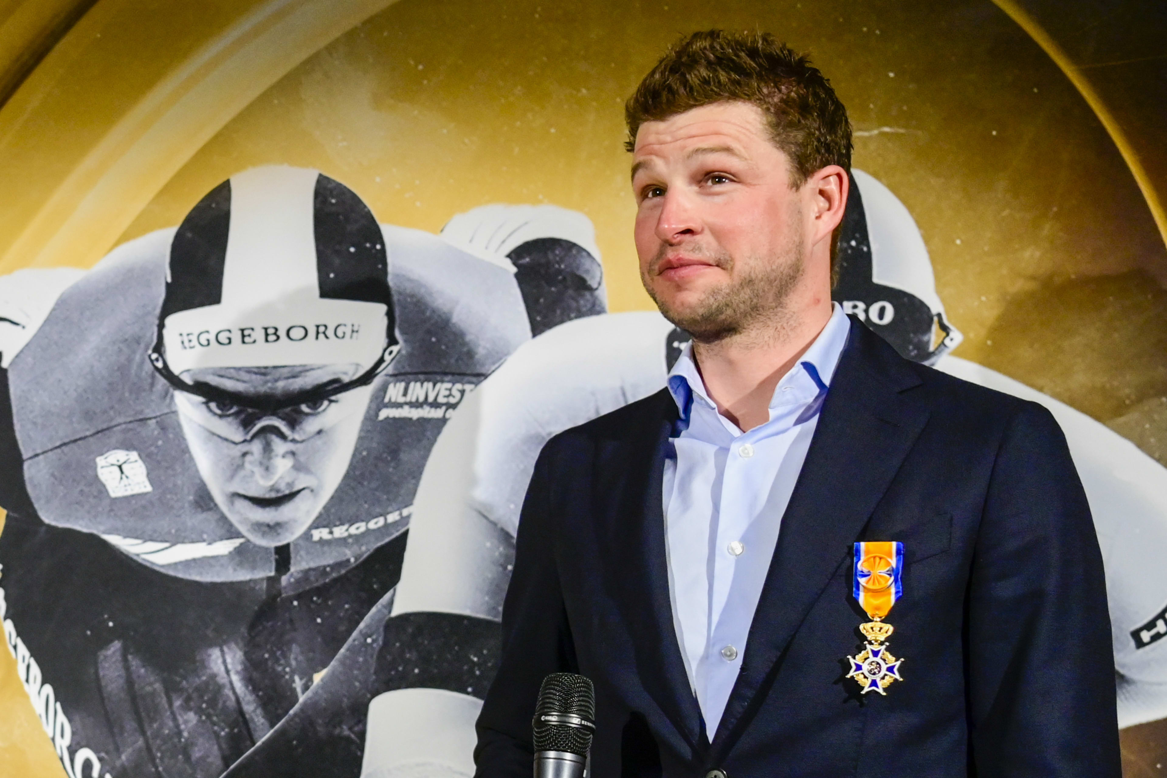 Schaatser Kramer krijgt bij afscheid koninklijke onderscheiding | Hart ...