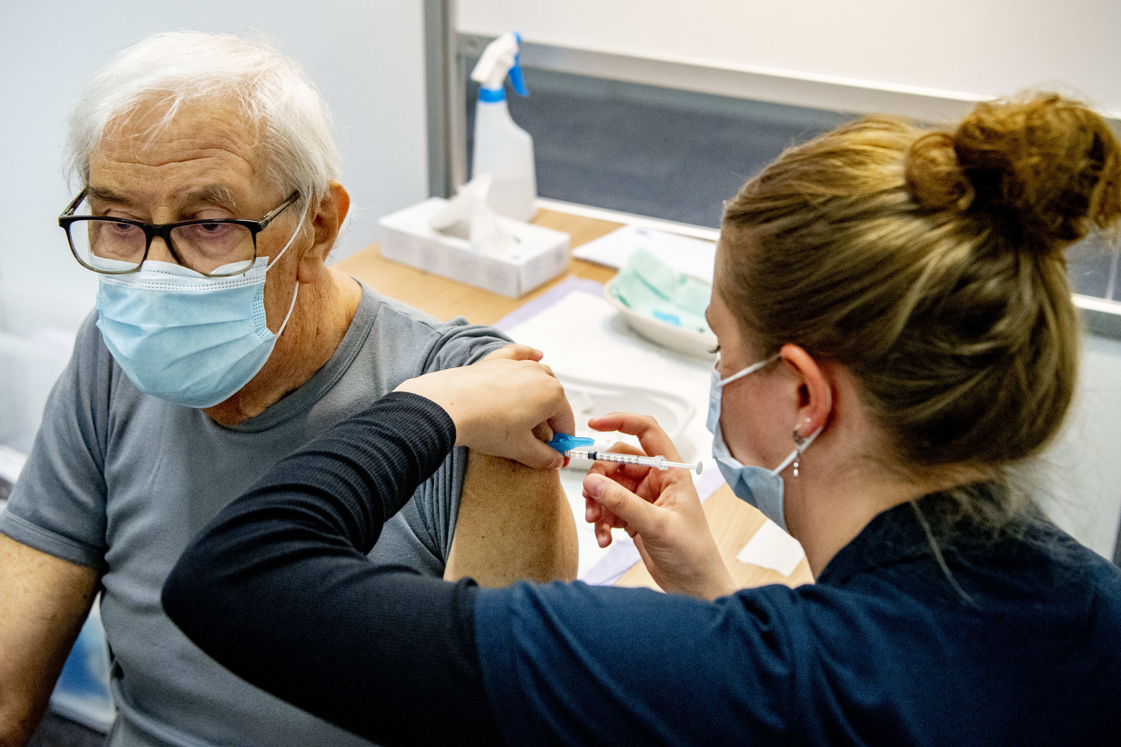 Opkomst herhaalprik coronavirus daalt voor derde week op rij | Hart van Nederland