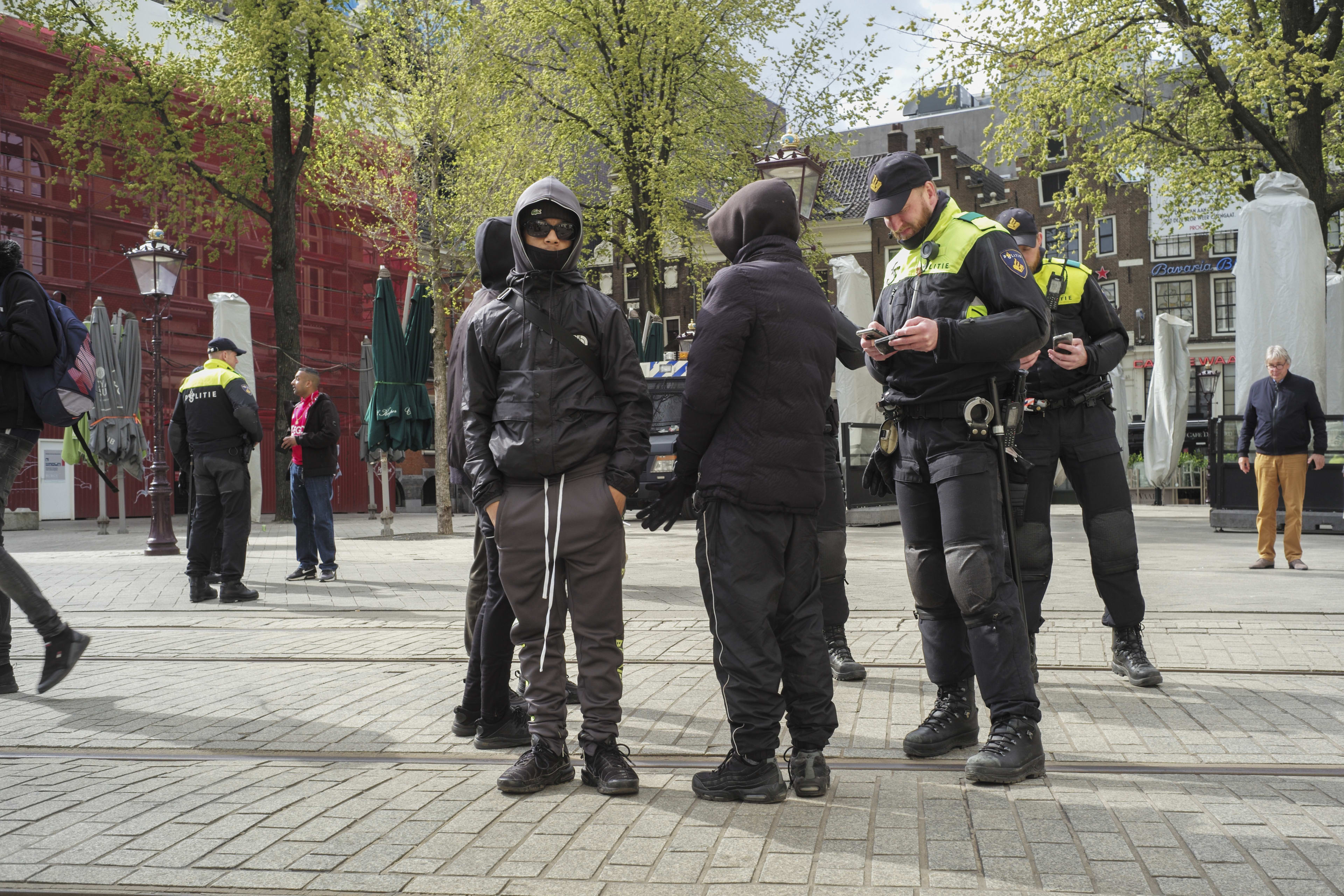 Maximaal 45 waarnemers bij proef preventief fouilleren Amsterdam | Hart ...