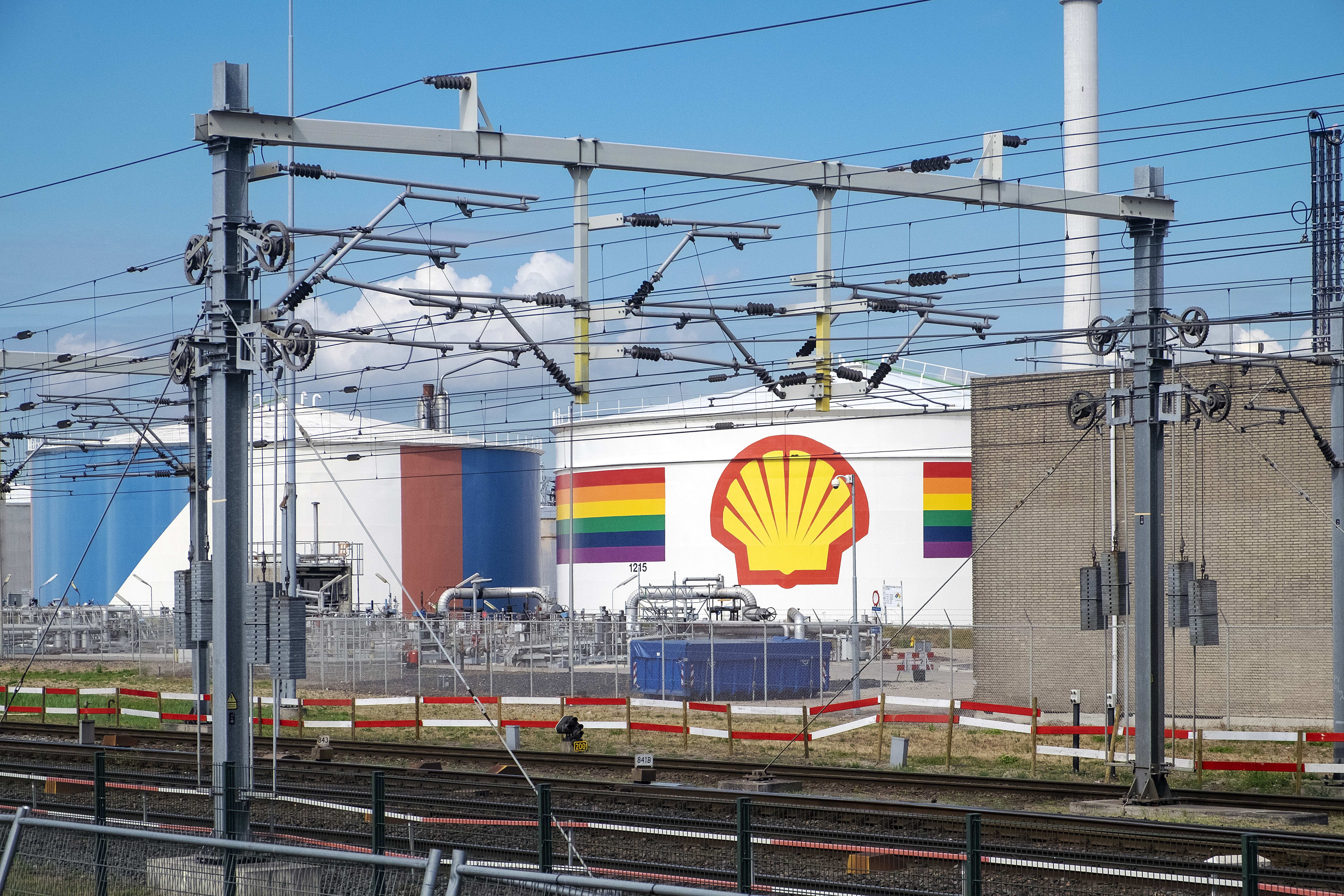Ruim 150 klachten over 90 meter hoge vlam bij Shell in Pernis | Hart ...
