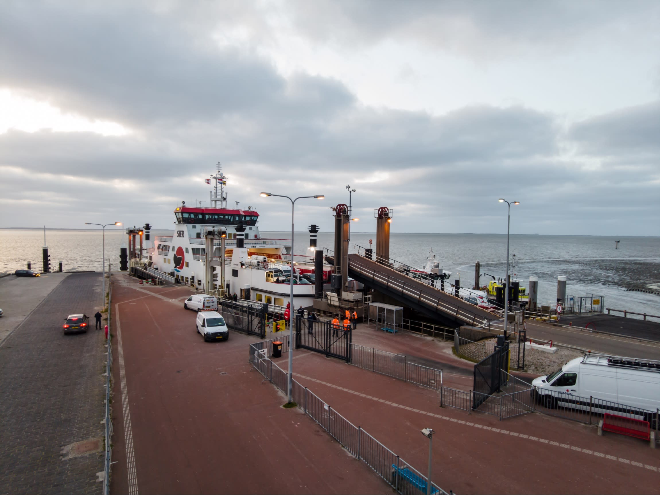 Mensen vast op veerboot in Holwerd vanwege problemen met autobrug ...