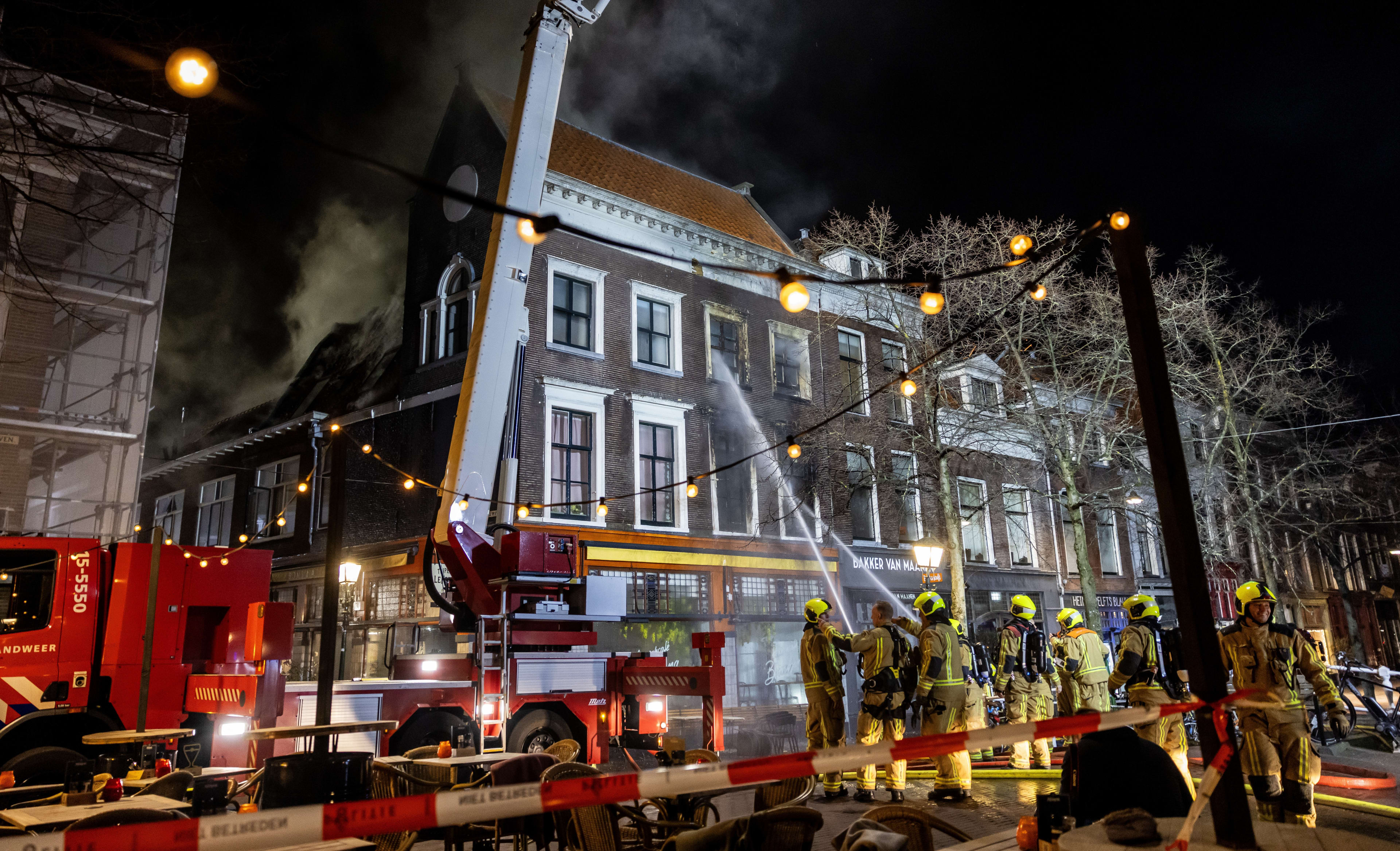 Grote brand in centrum Delft onder controle, nablussen duurt nog uren | Hart van Nederland