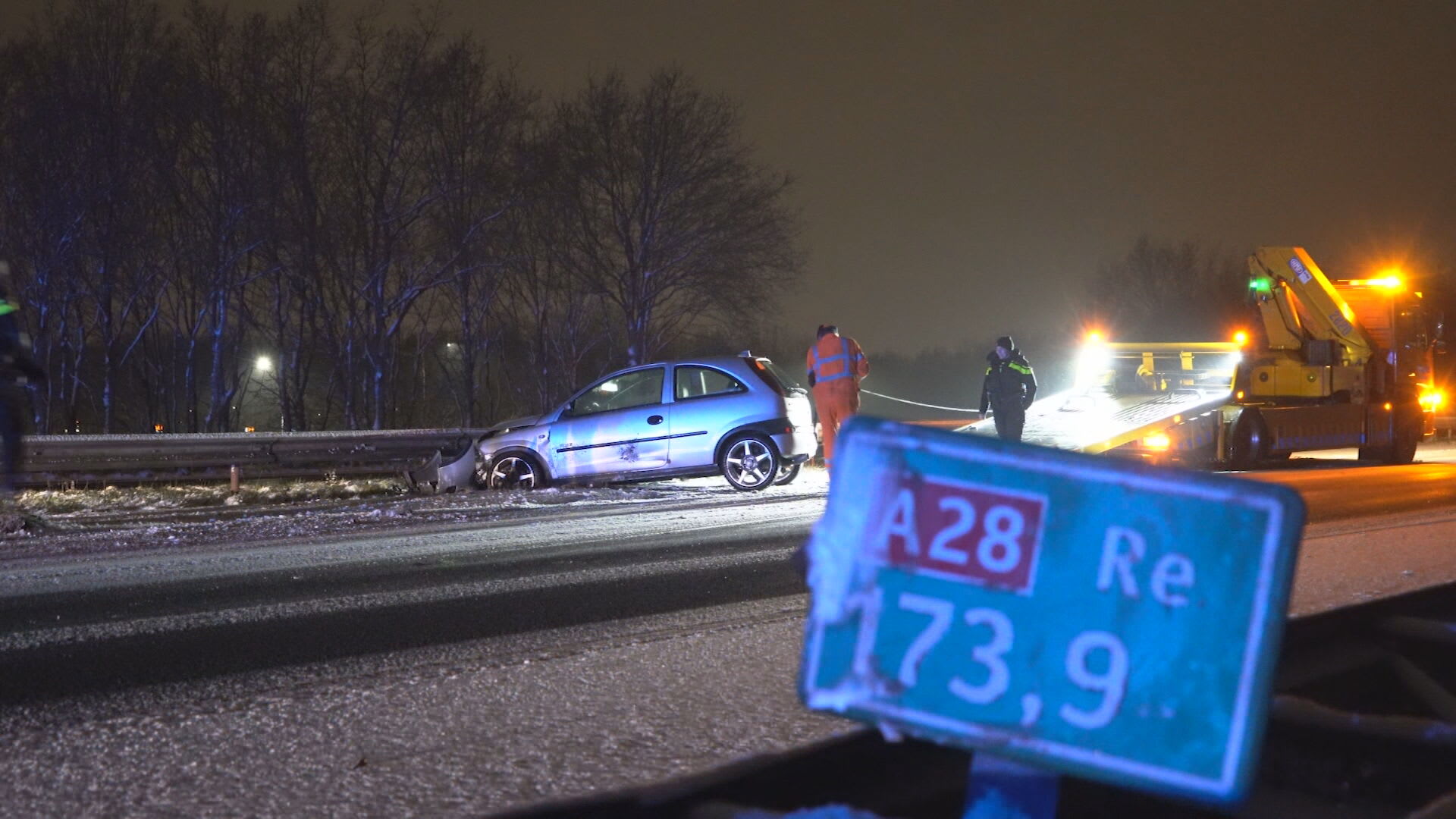 Auto's glijden van de weg: meerdere ongelukken door gladheid | Hart van Nederland