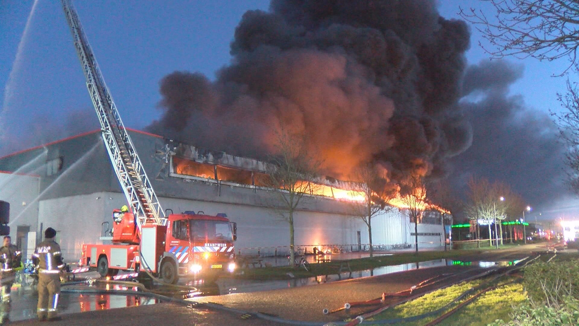 Brand in Goes na ruim 24 uur onder controle, brandweer nog tot ...