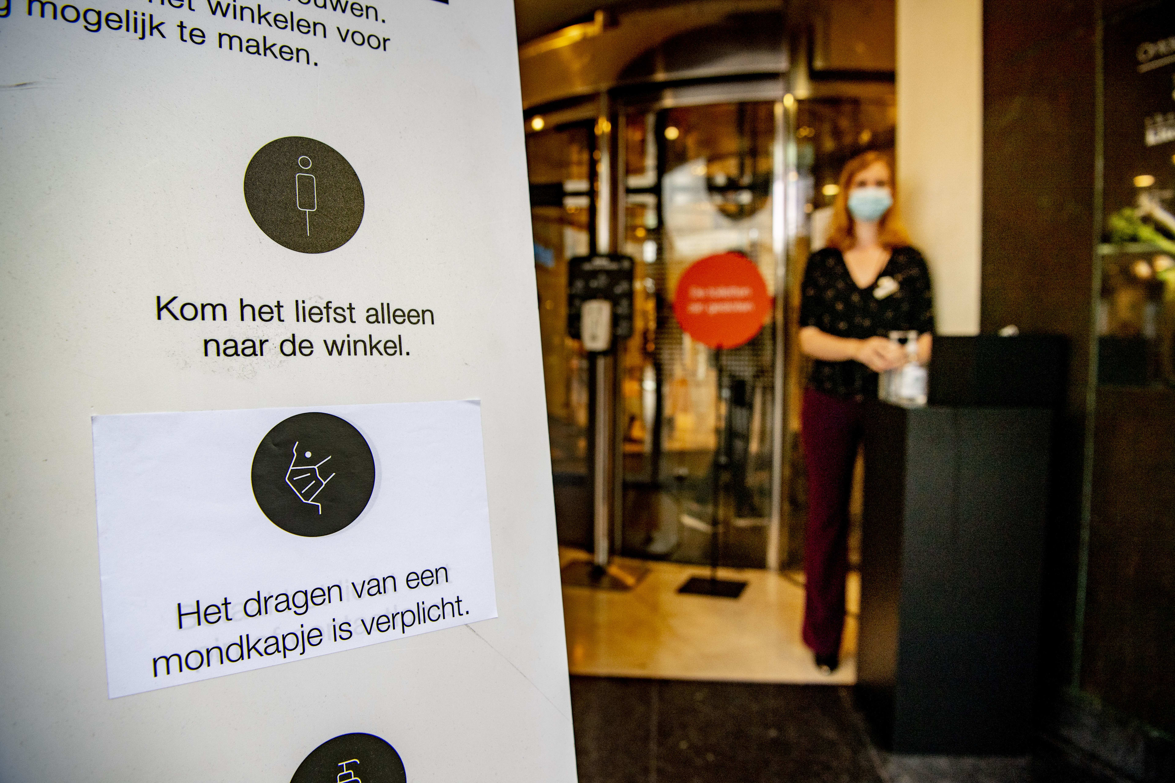 De Bijenkorf stelt in alle filialen mondkapjes verplicht | Hart van Nederland