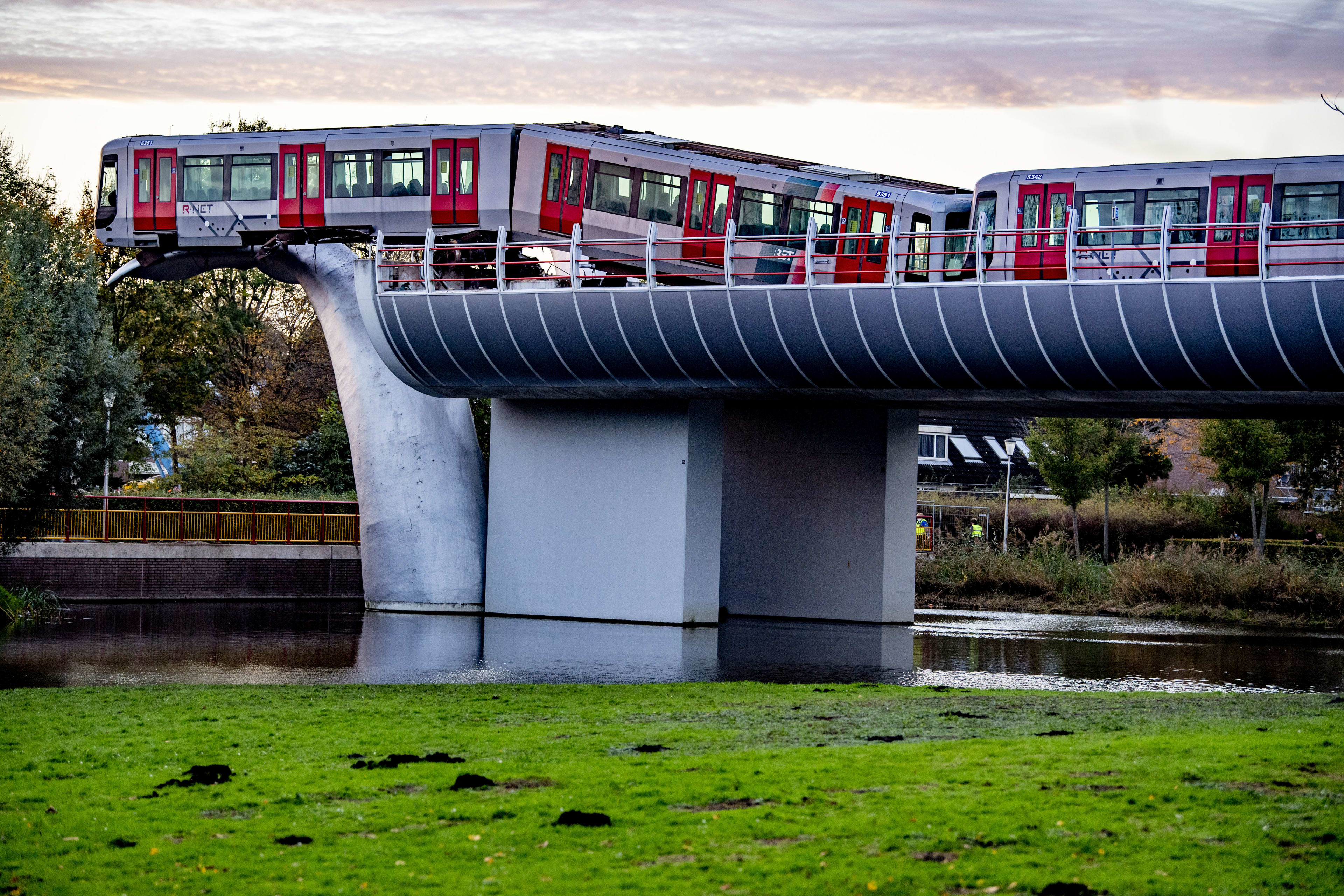 Dinsdag begint het bergen van de doorgeschoten metro in Spijkenisse ...