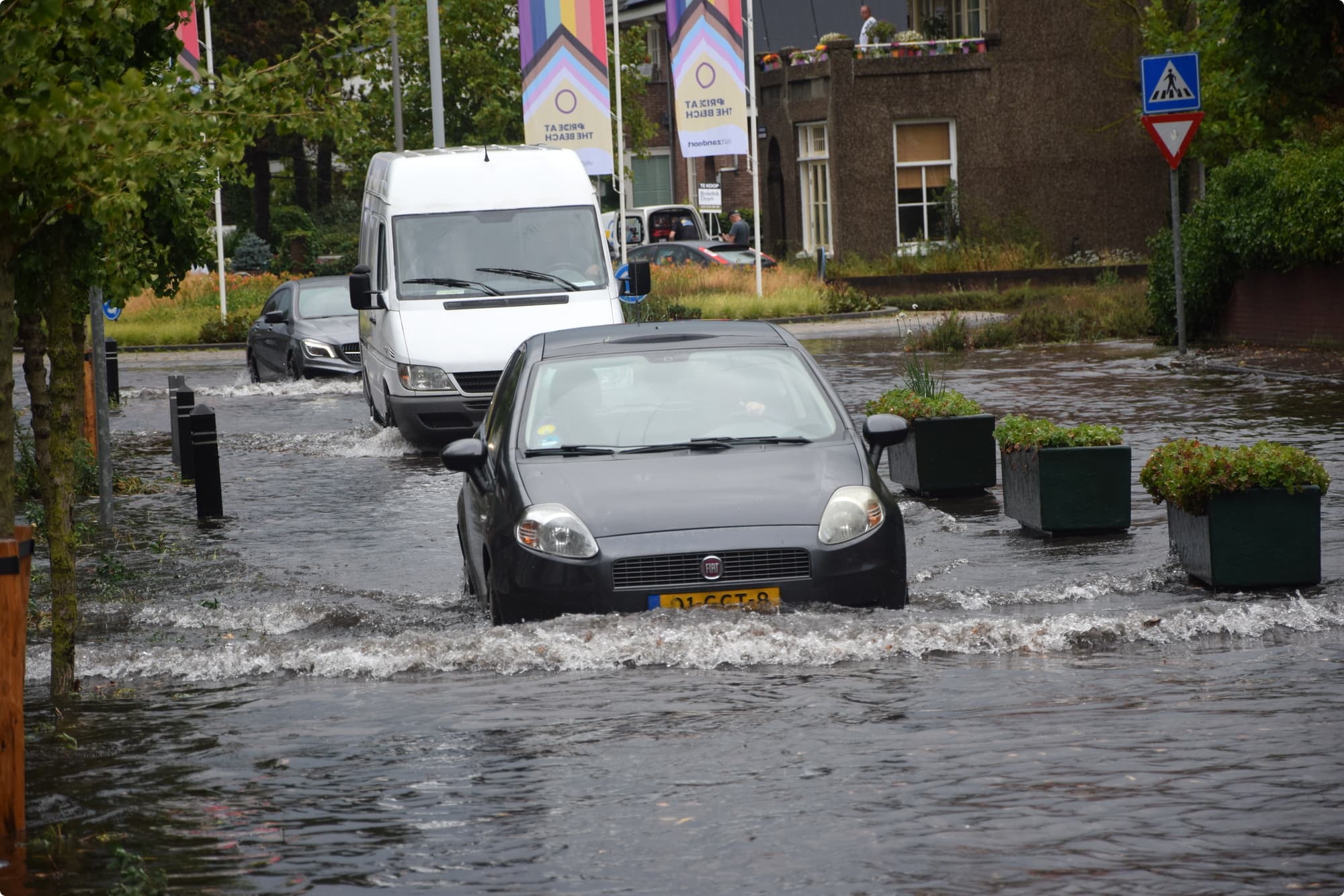 Straten en garages in Zandvoort blank door hoosbui: water tot 50 cm ...