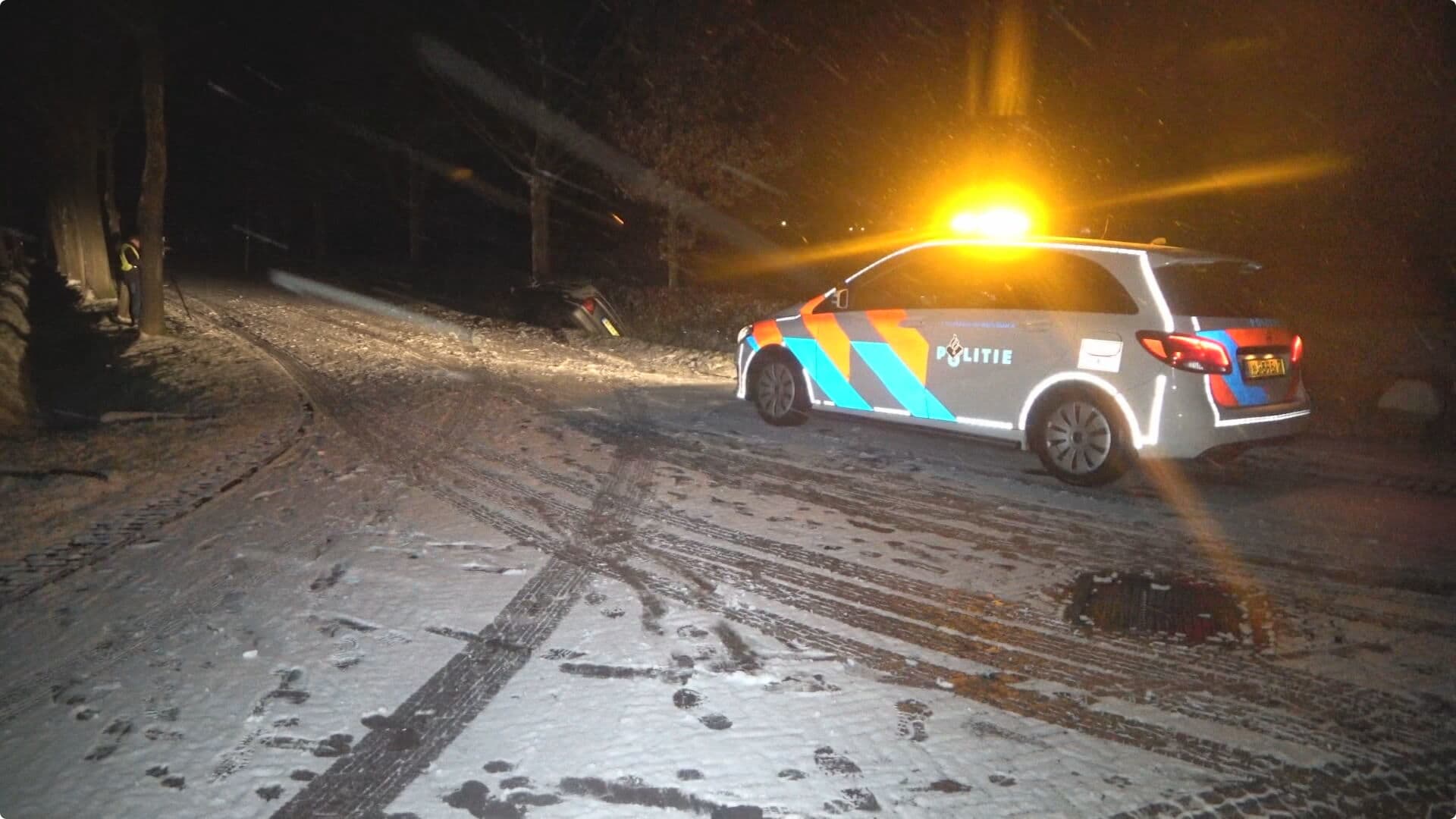 Auto's glijden van de weg: meerdere ongelukken door gladheid | Hart van Nederland