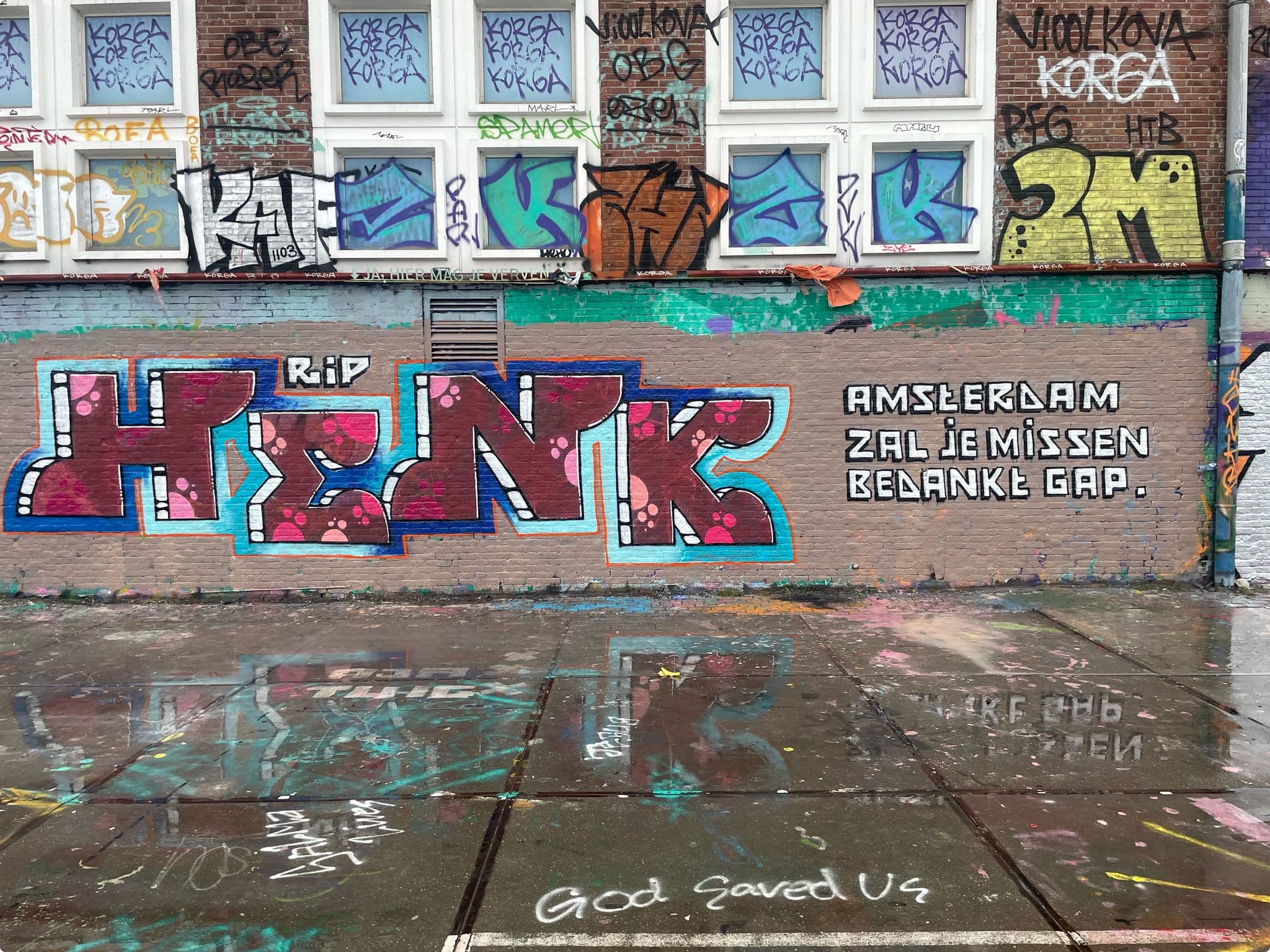 Straatkunstenaars eren overleden Amsterdamse graffitikoning Henxs door ...