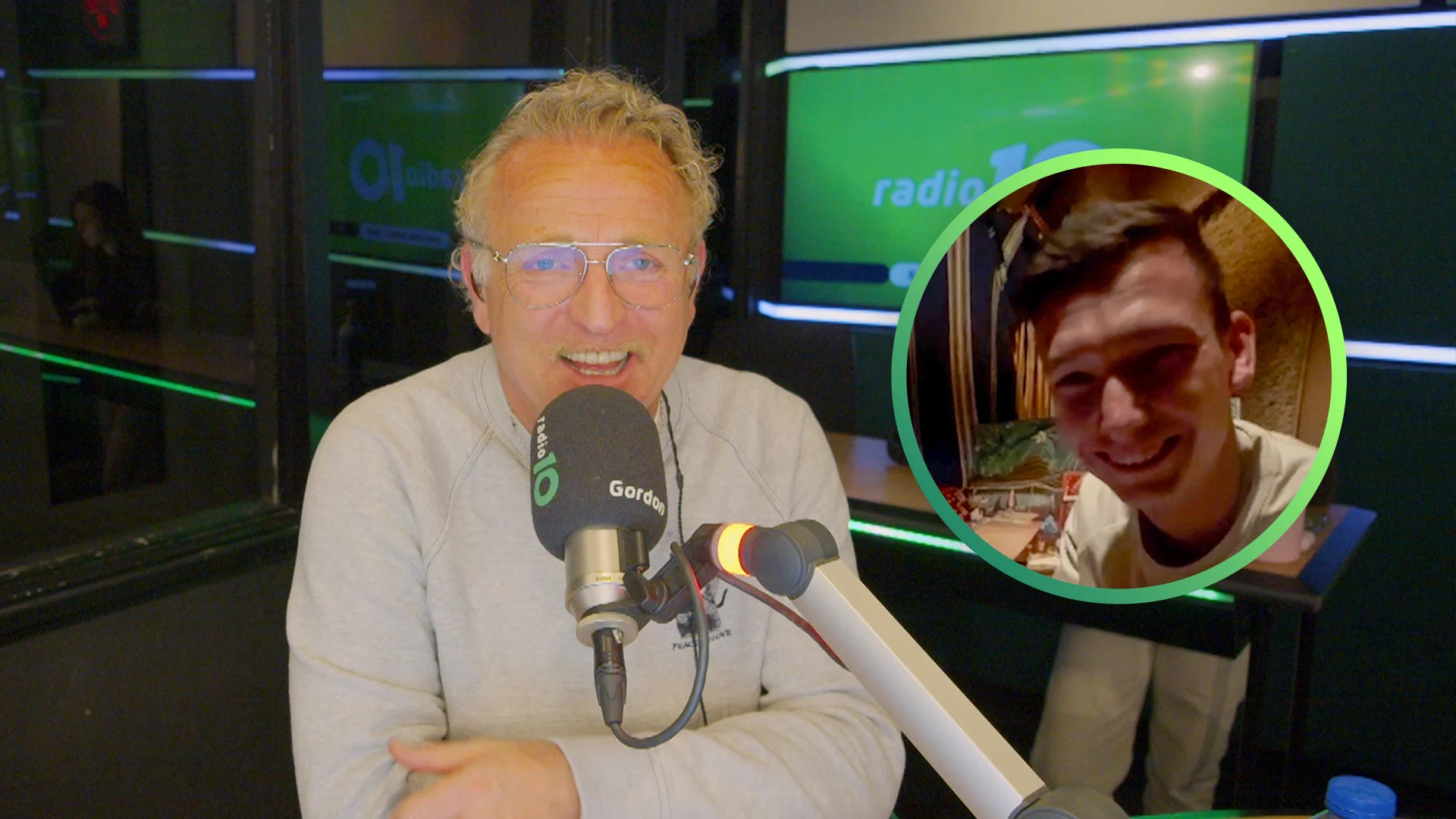 Een mooie verrassing voor Roy die voor het goede doel naar Gambia rijdt ...
