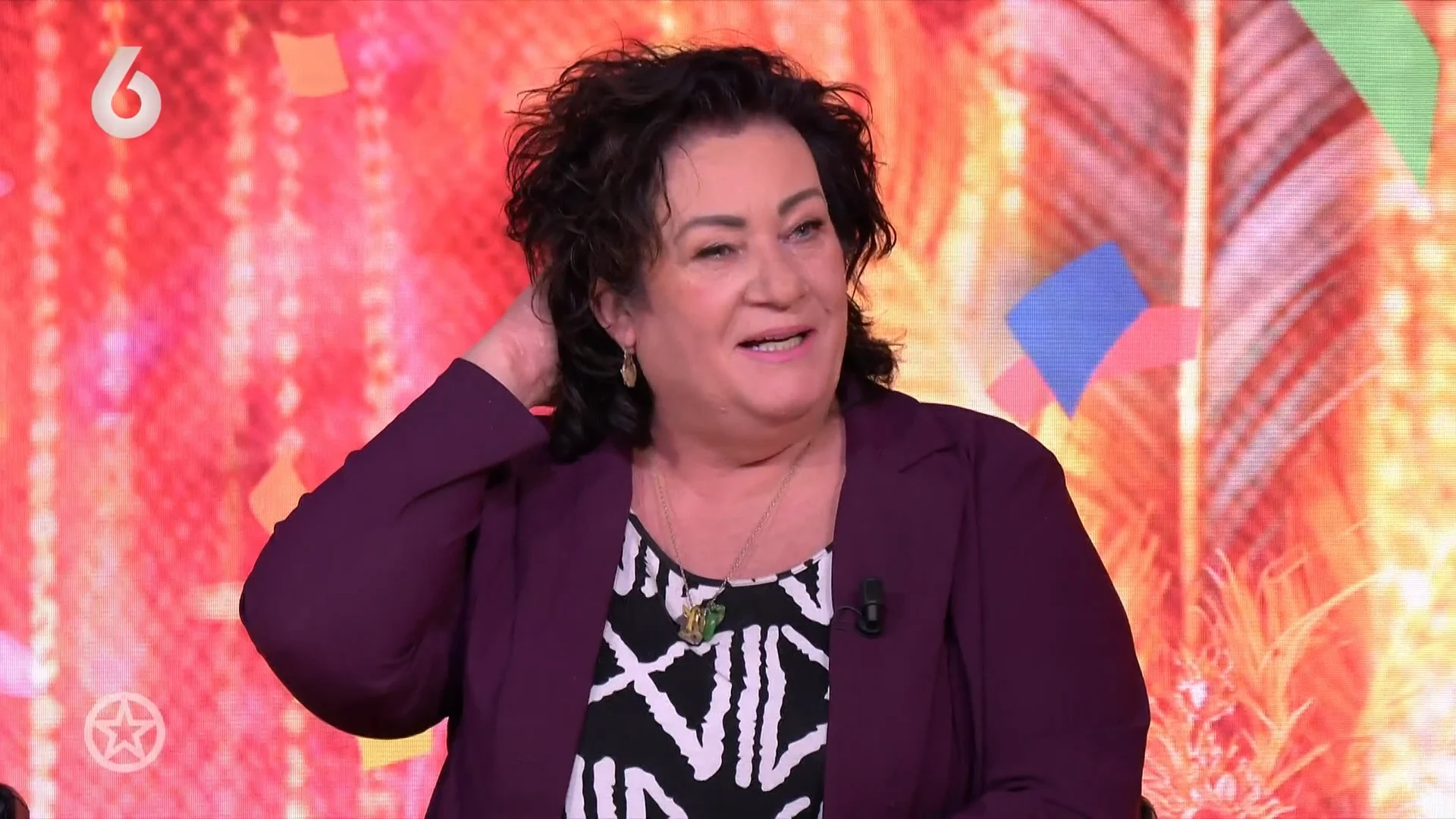 Monique Hansler lacht om mama Mo-kostuums tijdens carnaval | Shownieuws