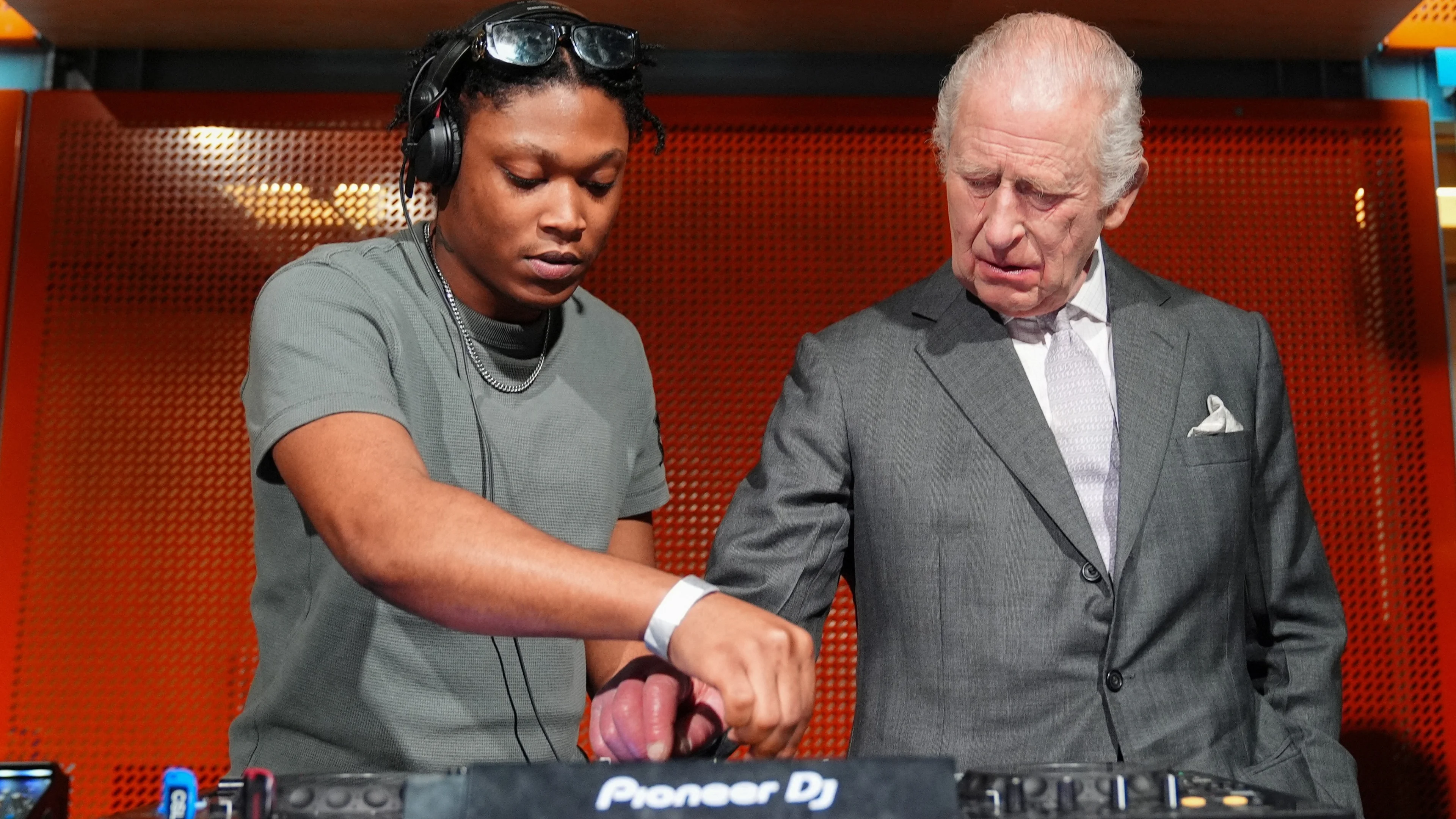 Opvallende beelden van koning Charles als dj | Shownieuws