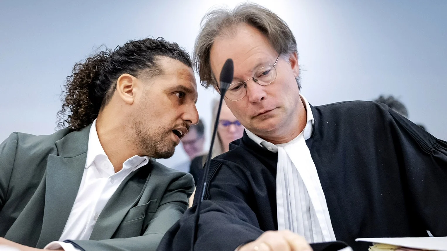 Zien: Ali B uitgemaakt voor 'Ali-tralie' tijdens poseren met jonge fans ...