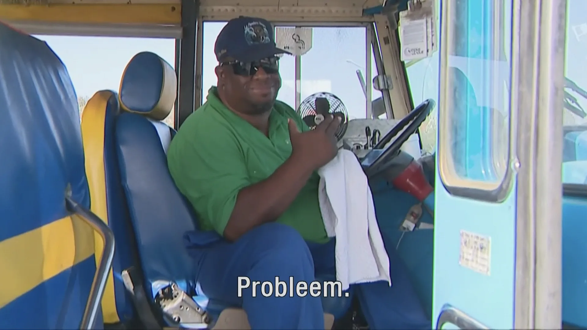 Spelersbus Curaçao begeeft het tijdens opnames met Hélène Hendriks ...