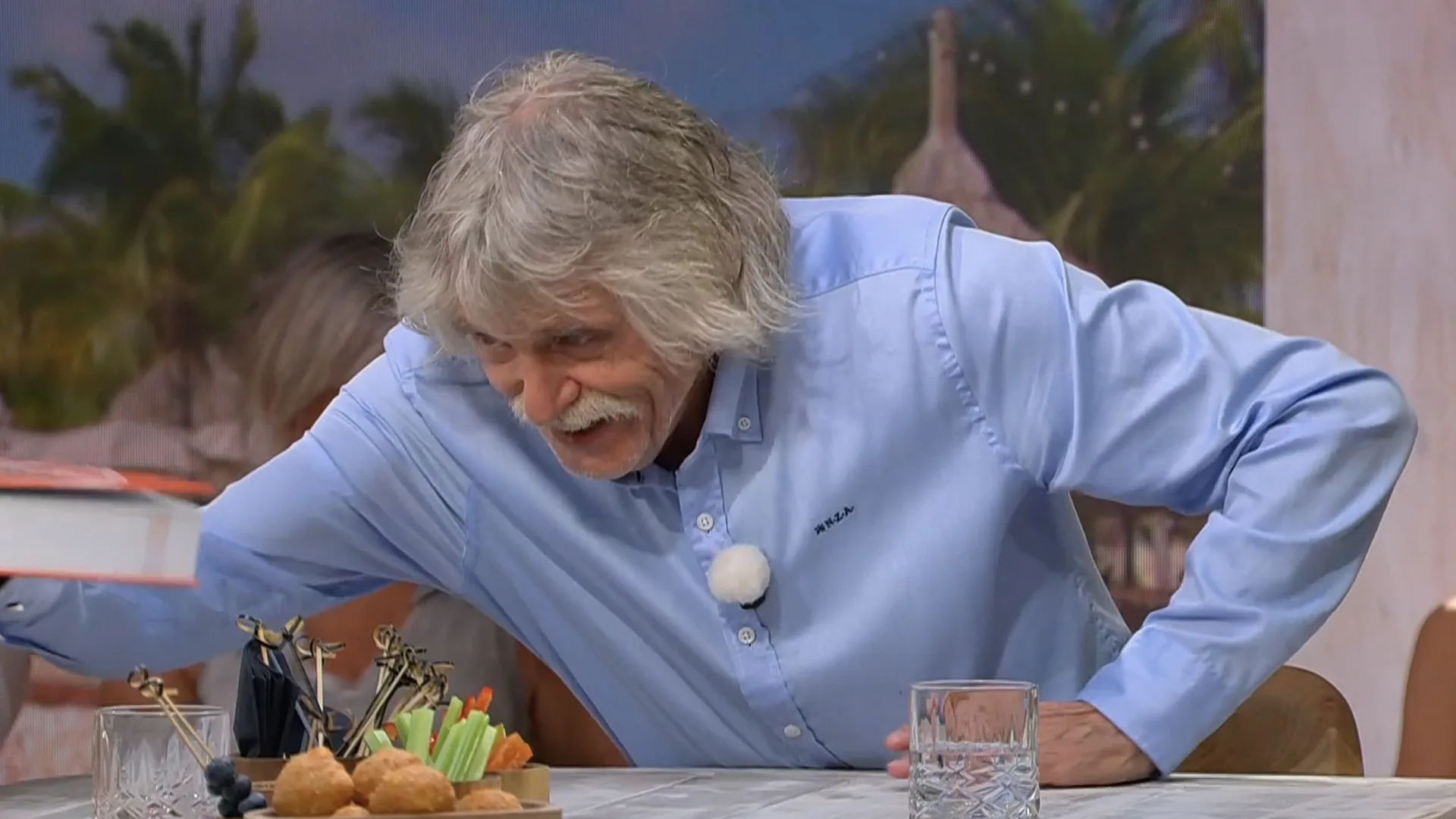 Johan Derksen heeft in laatste uitzending vanaf Curaçao cadeau voor ...