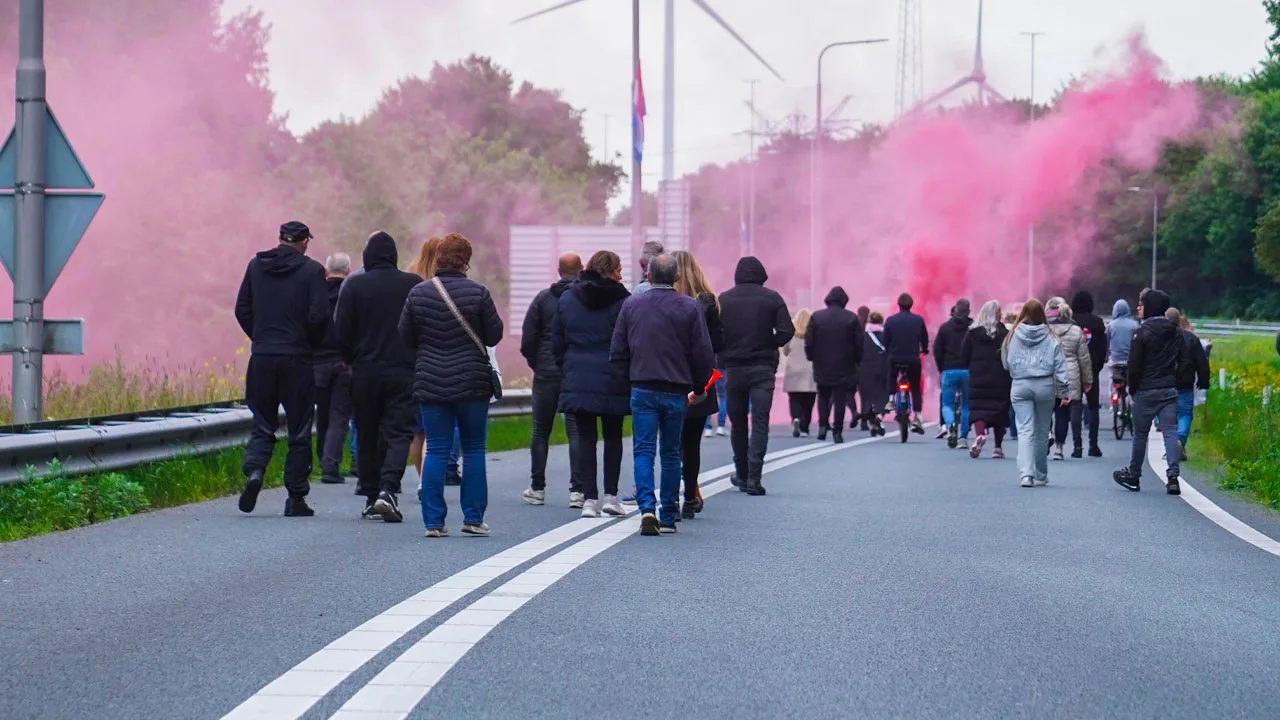 Anti-azc-demonstranten blokkeren snelweg A59 bij Den Bosch | Vandaag Inside