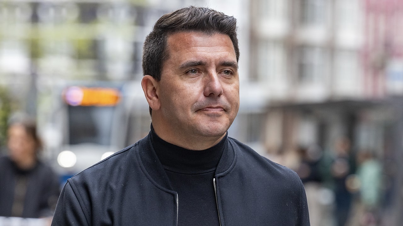 Video: Jan Smit overvallen door bijzonder welkomstcadeau van nieuwe ...