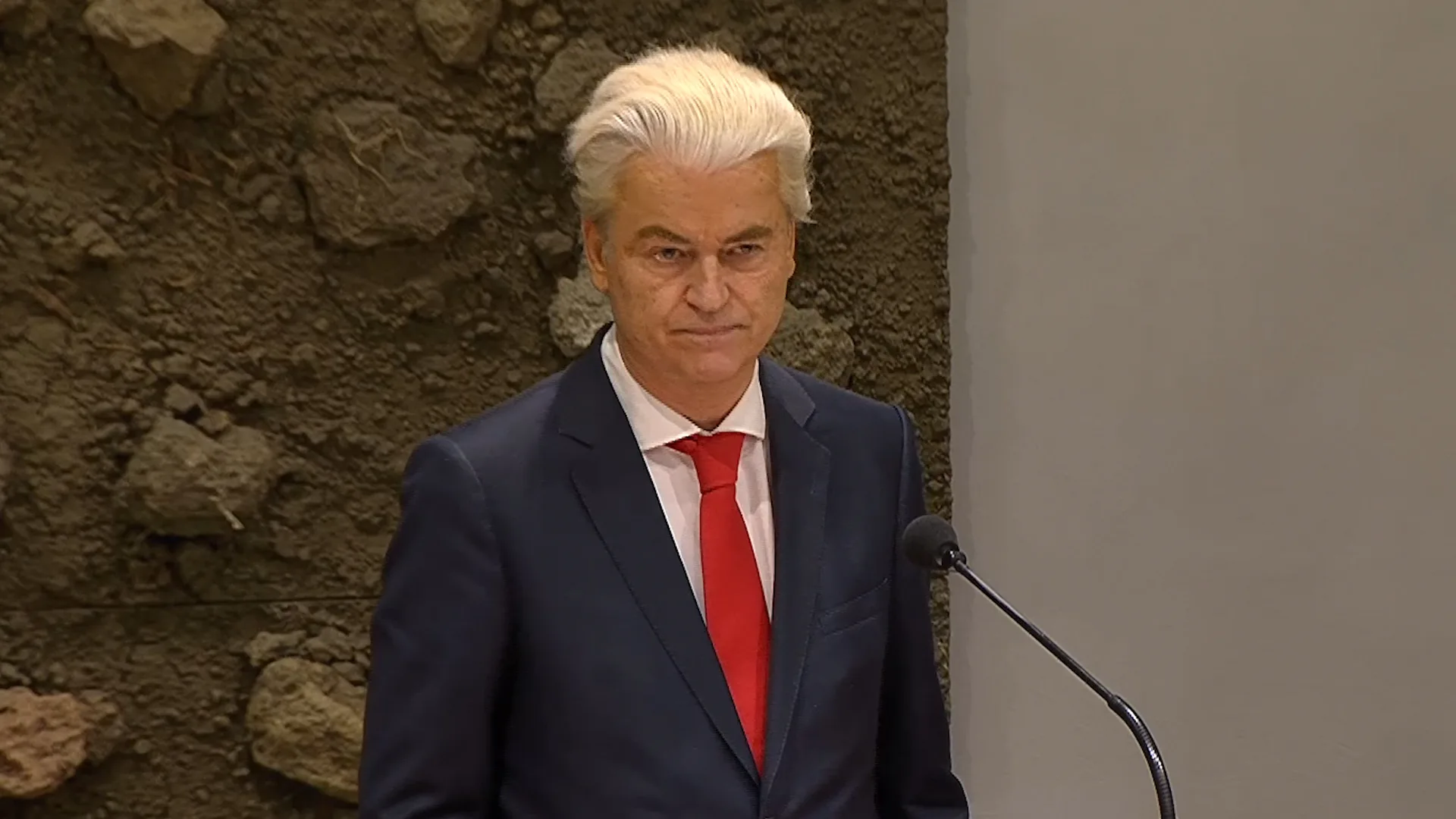 SGP-leider Chris Stoffer geeft nieuwe premier Rob Jetten statenbijbel ...