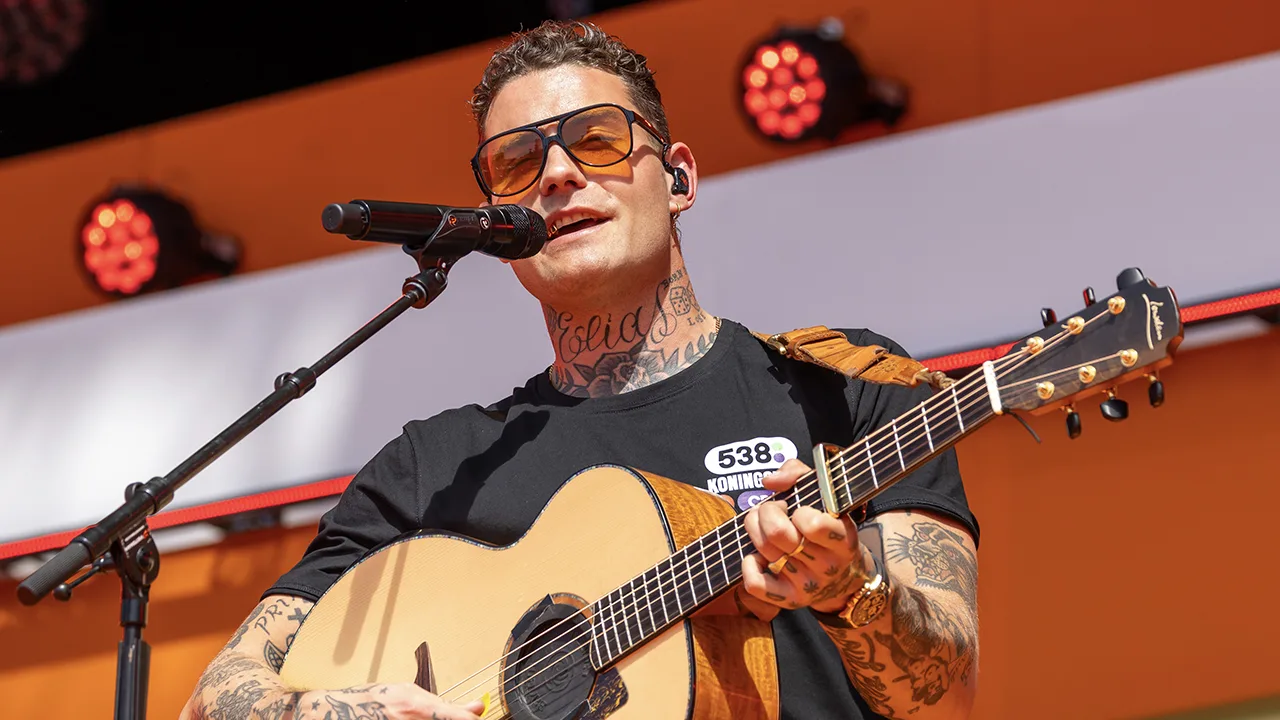 Douwe Bob treedt vanavond op bij De Oranjezondag! | Vandaag Inside