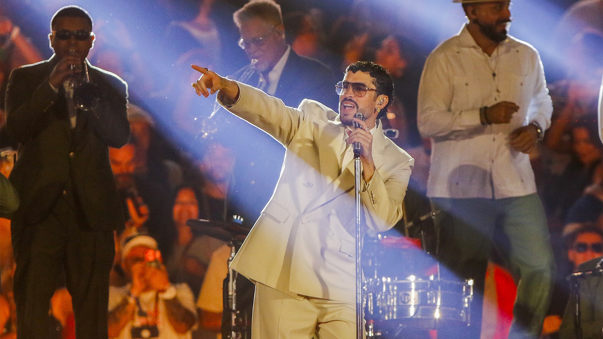 Dit is Bad Bunny: de artiest achter de Super Bowl Halftime Show 2026 ...