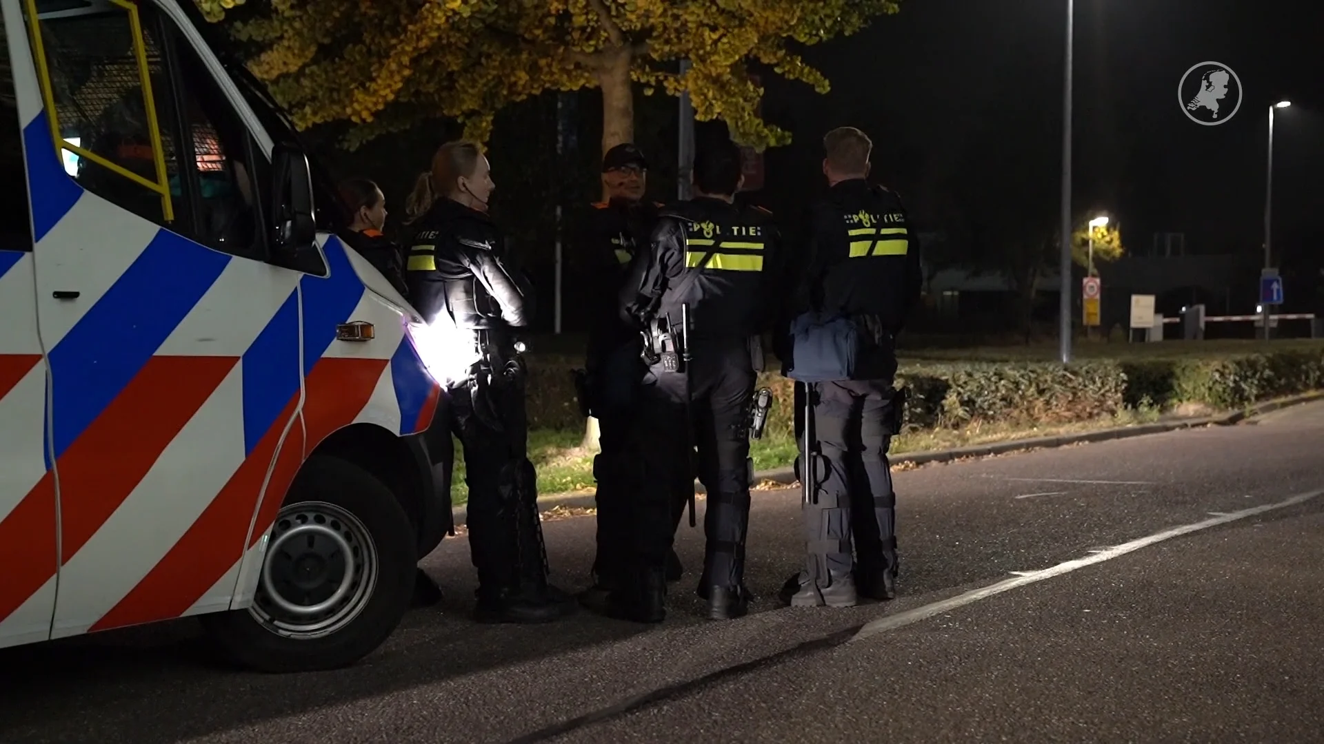 Onrust in meerdere steden om azc-plannen: eieren, fakkels en arrestaties | Hart van Nederland