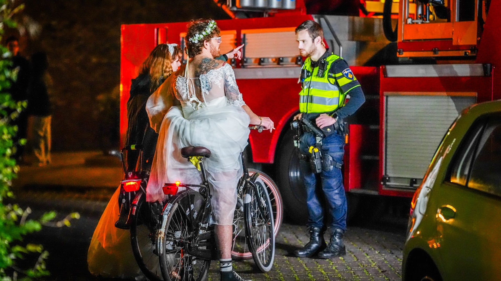 'Vrouw ontsnapt aan brand dankzij mannen in bruidsjurken' | Hart van ...