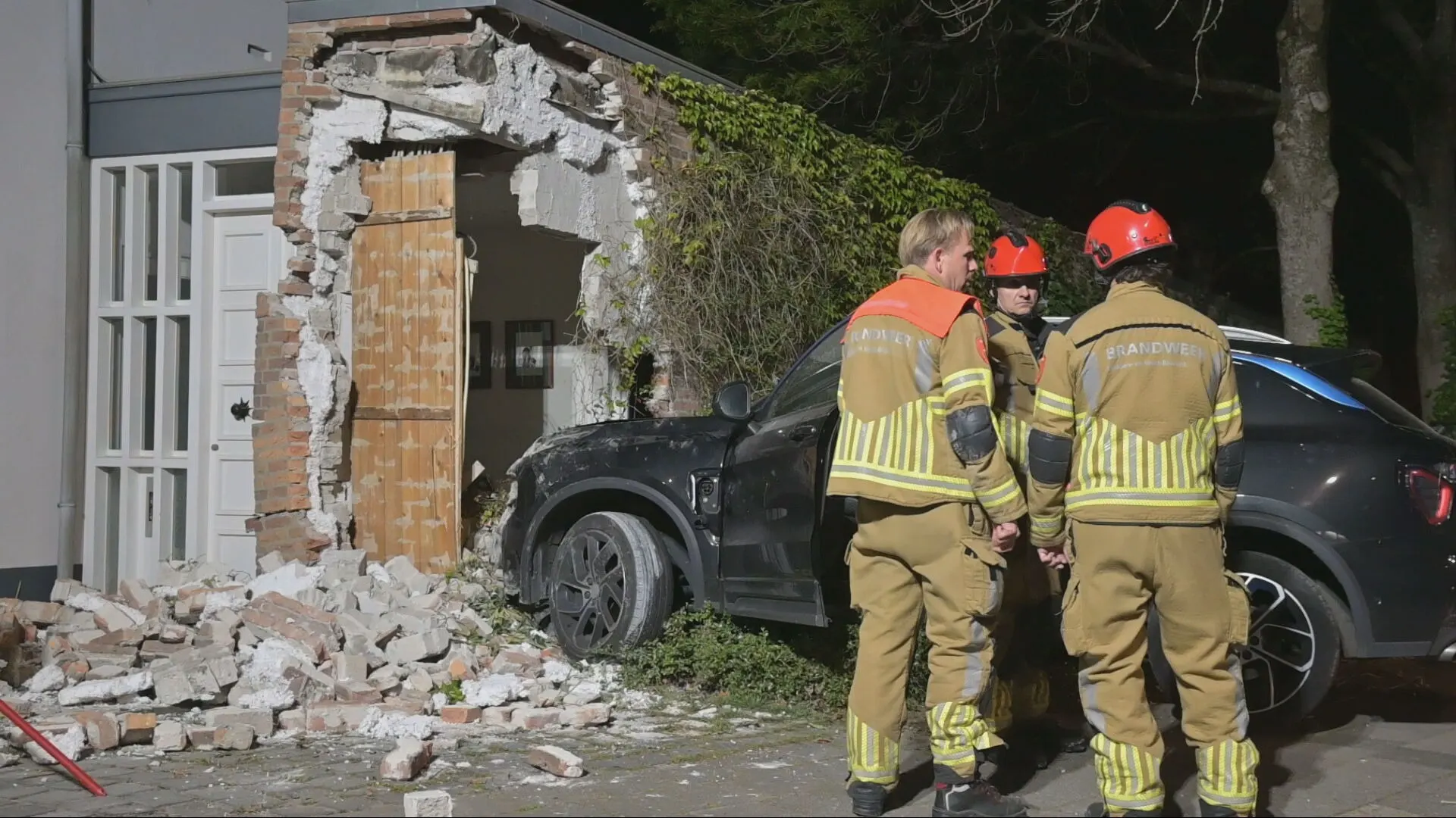 Auto rijdt woning binnen in Kerkrade, twee gewonden naar ziekenhuis ...