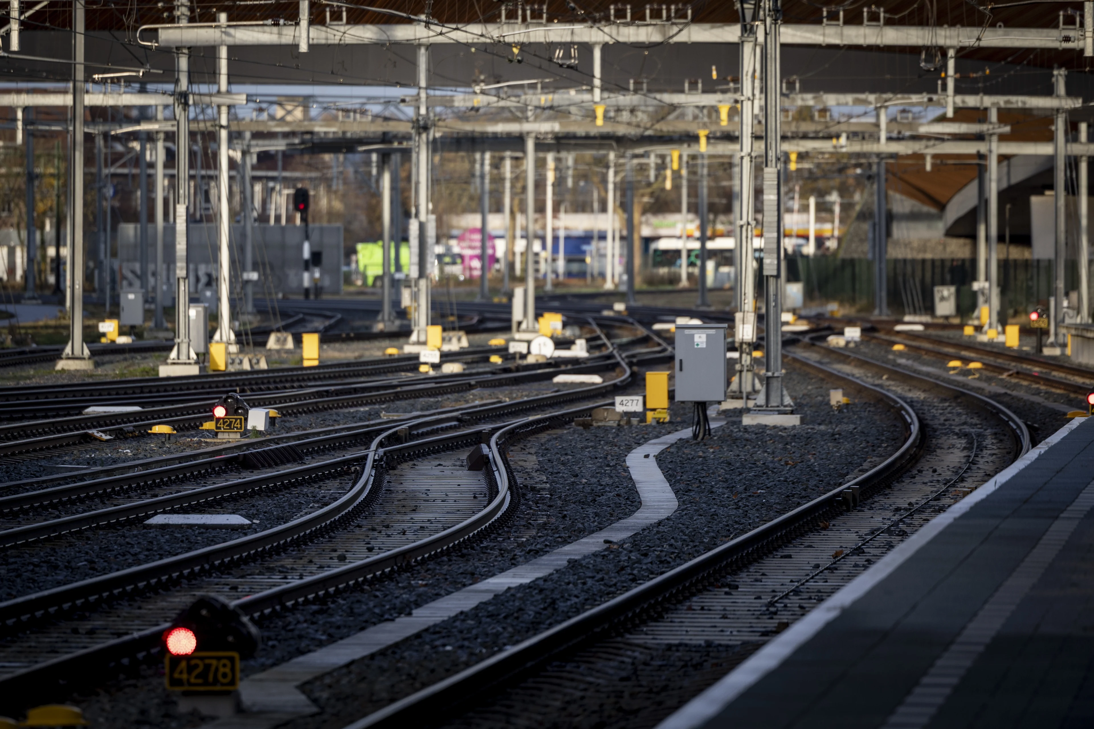 ProRail krijgt miljoenenboete na flinke reeks storingen op spoor | Hart ...