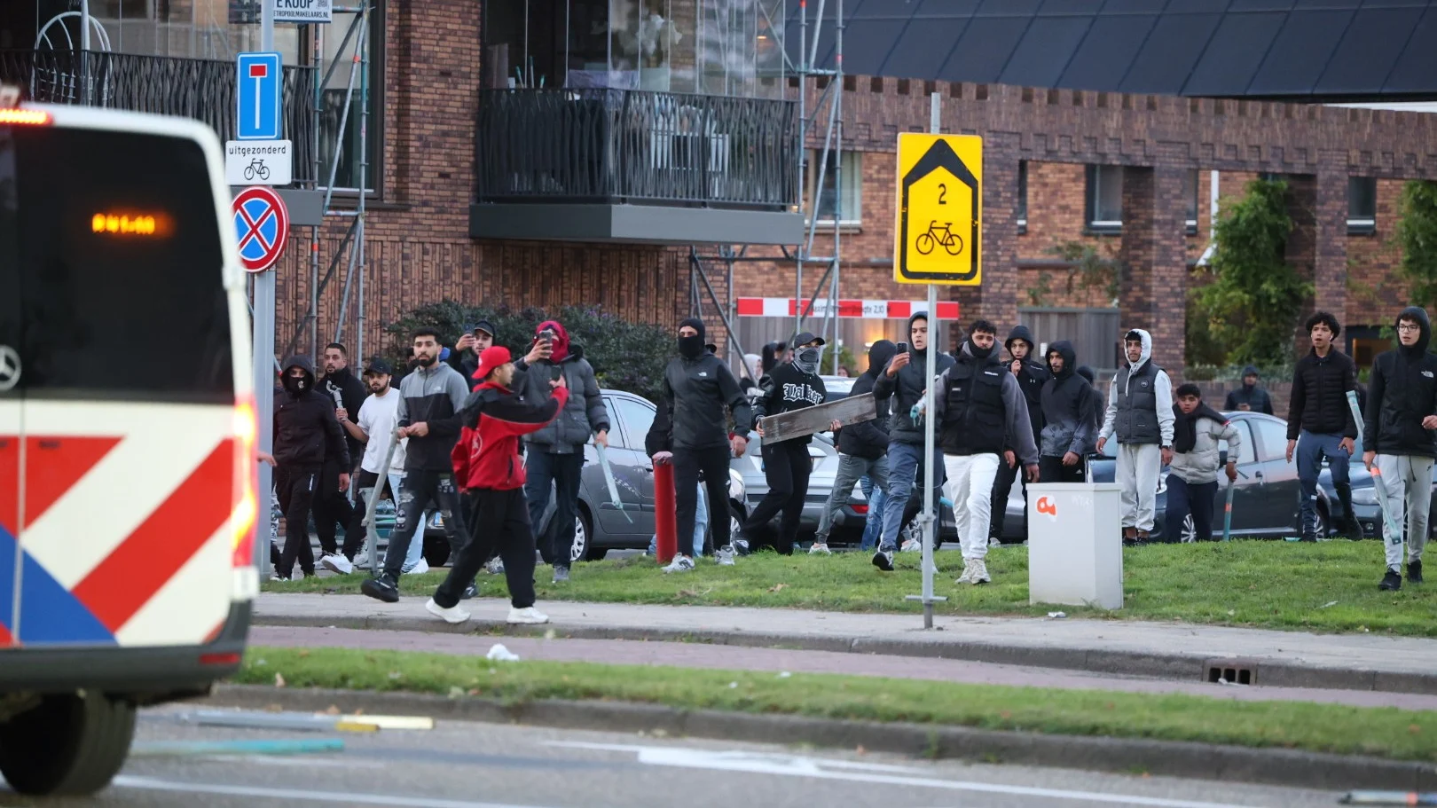 Stenen en vuurwerk gegooid naar koran verbrandende demonstranten tegen azc Hoofddorp | Hart van ...
