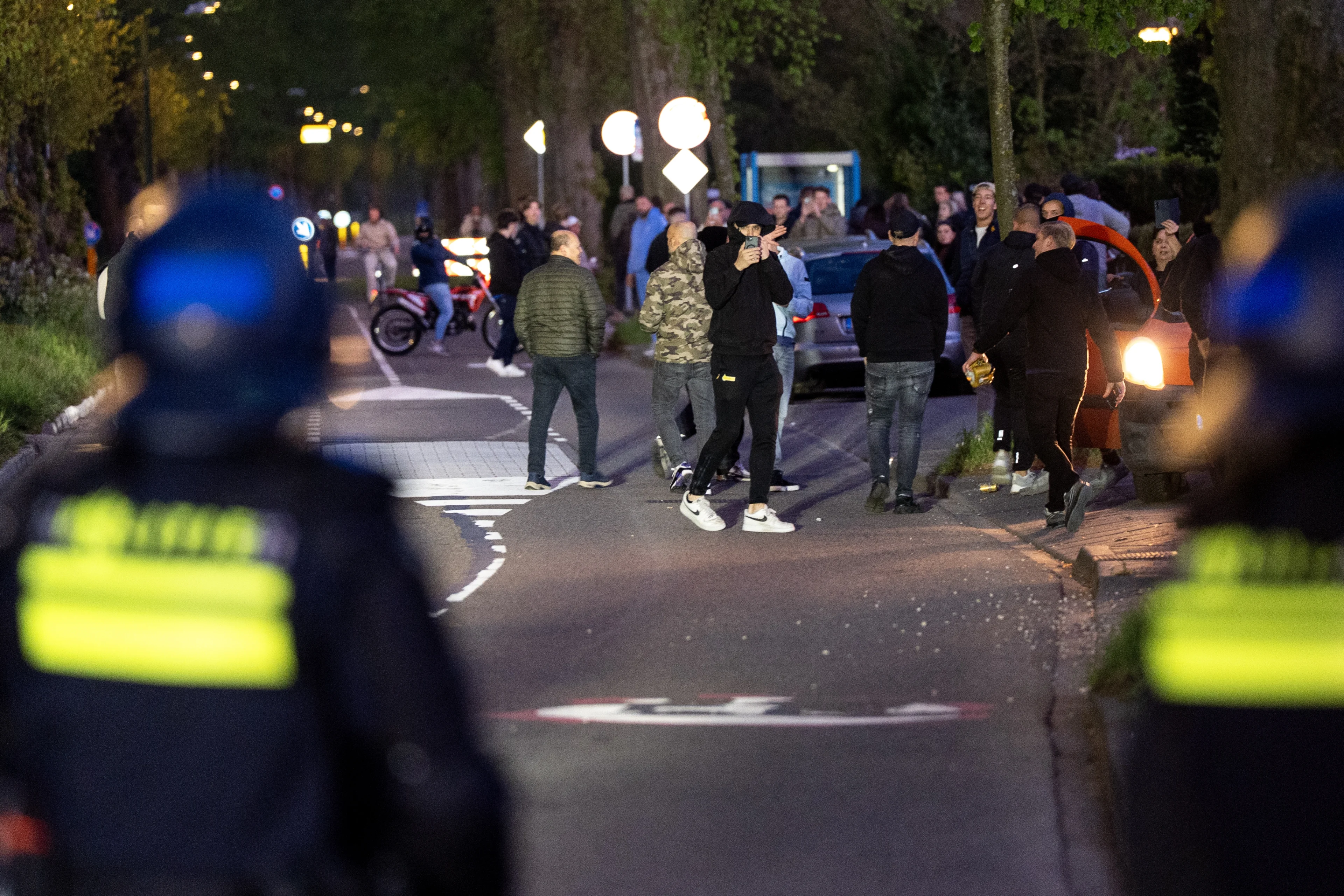 Acht mensen aangehouden na anti-azc-protest in Loosdrecht | Hart van ...