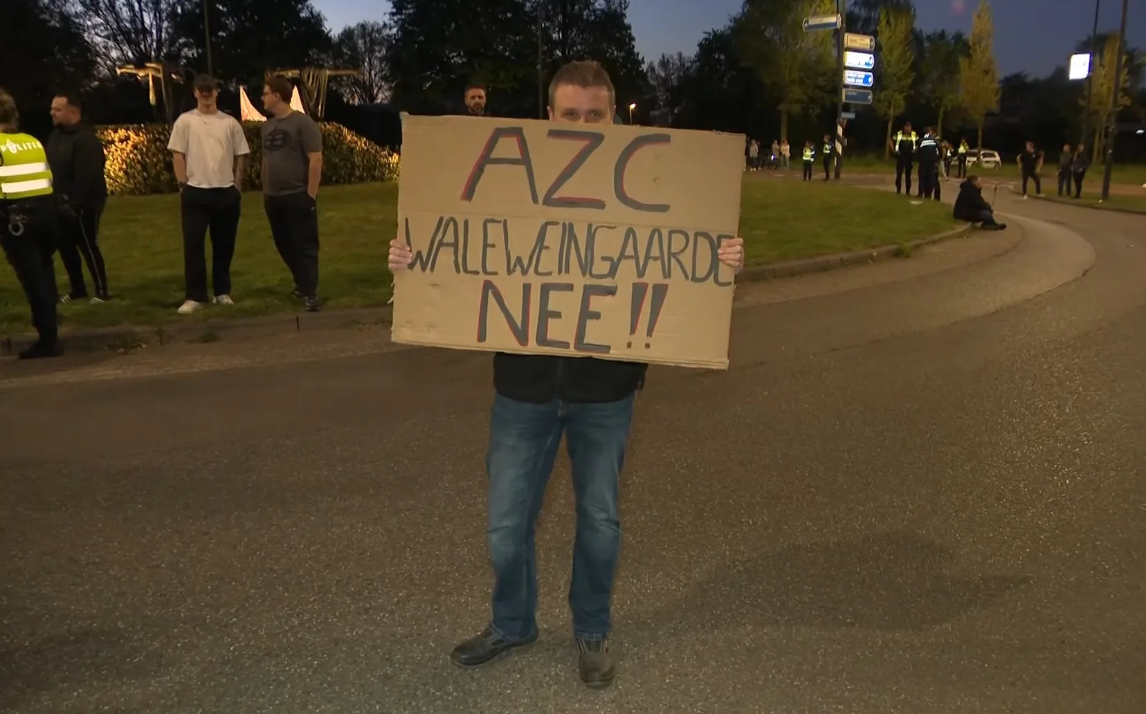 Protest tegen azc in Apeldoorn loopt uit de hand: vuurwerk naar politie ...