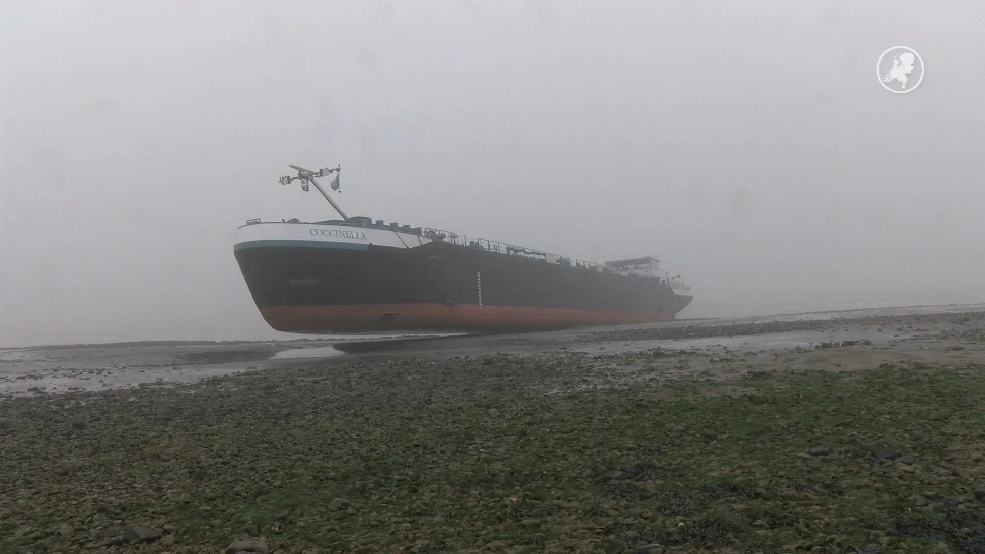 Groot schip bij Terneuzen vastgelopen op zandbank door dichte mist ...