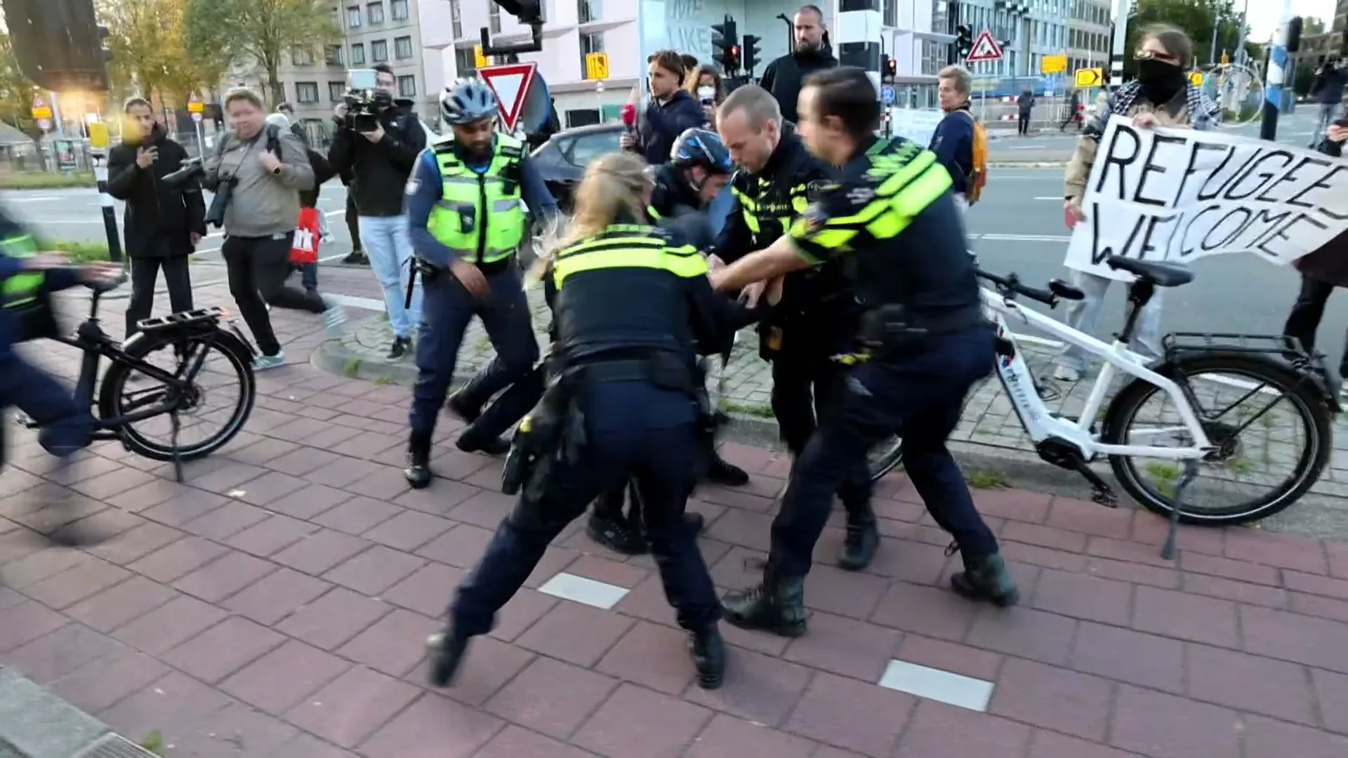 Stenen en vuurwerk gegooid naar koran verbrandende demonstranten tegen azc Hoofddorp | Hart van ...