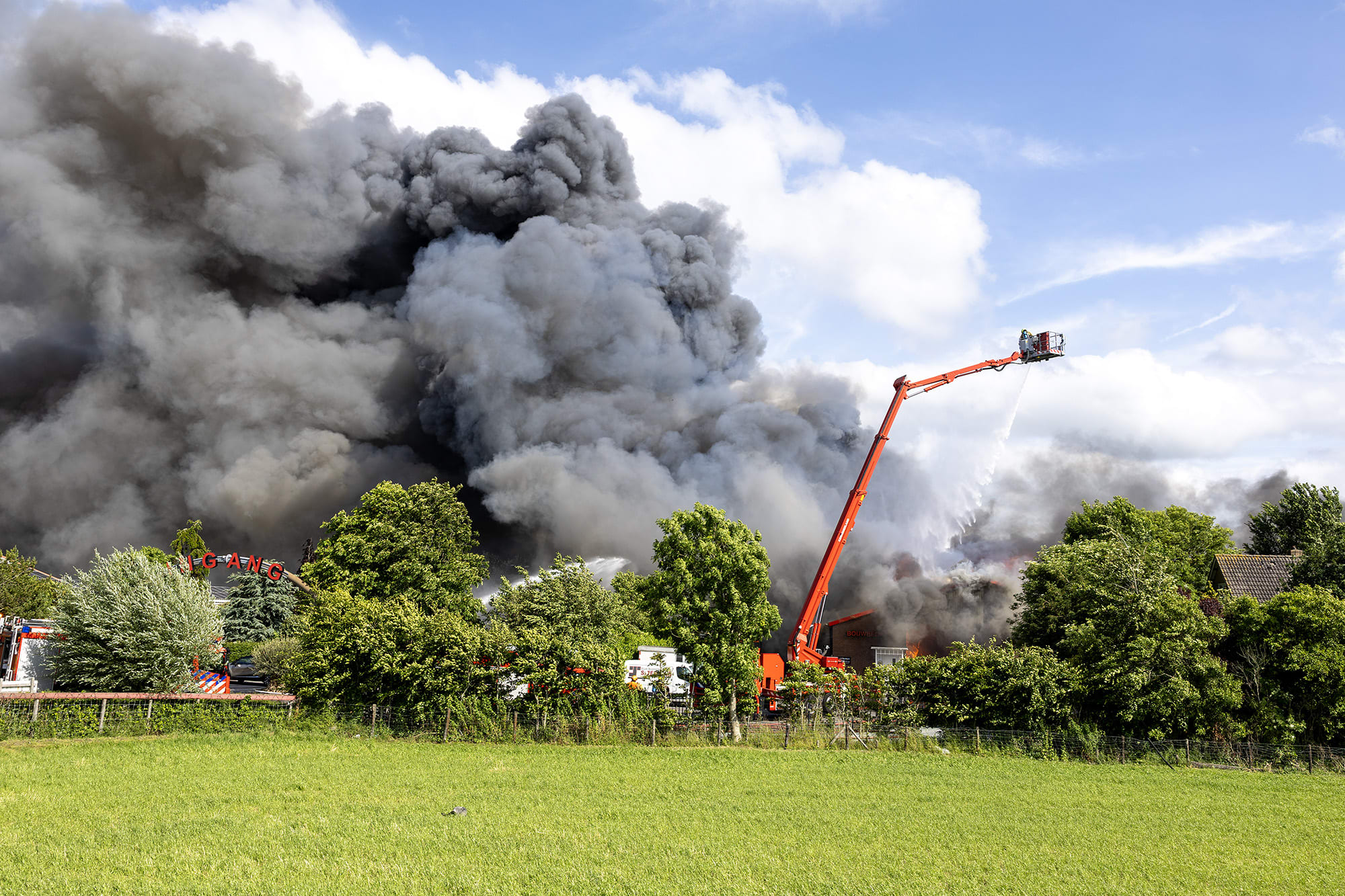 Enorme rookwolken bij brand in Zwaanshoek, NL-Alert verstuurd | Hart ...