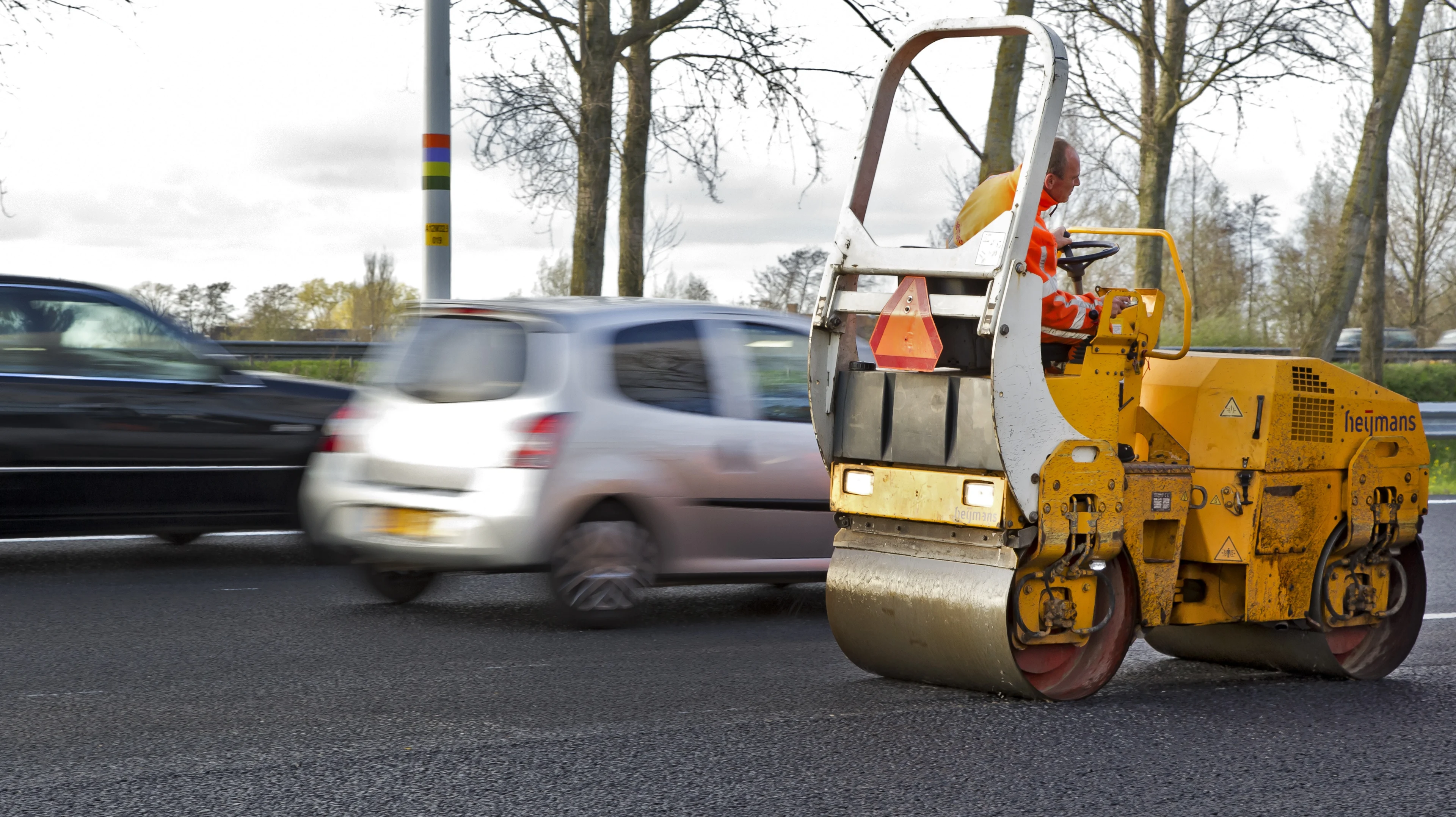 Kapotte wals zorgt voor flinke vertraging op A12 bij Arnhem | Hart van ...