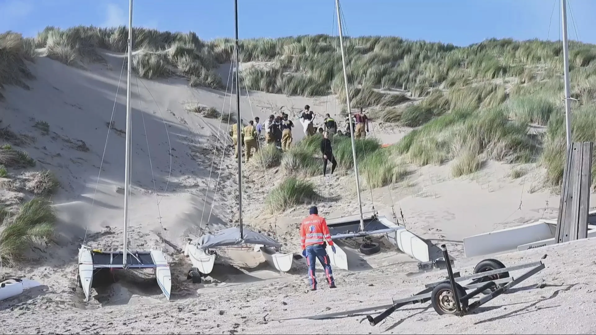 Kitesurfer overleden door val in duinen van strand Rockanje | Hart van ...