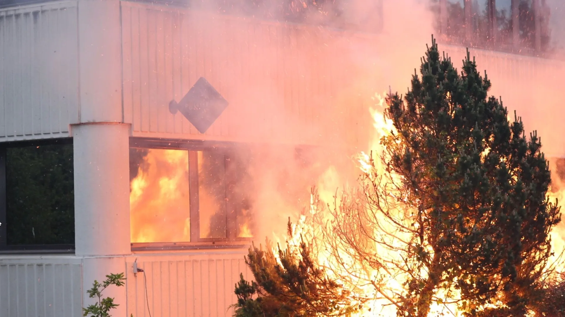 Rellen en brand bij asielopvang Loosdrecht, ME grijpt in | Hart van ...