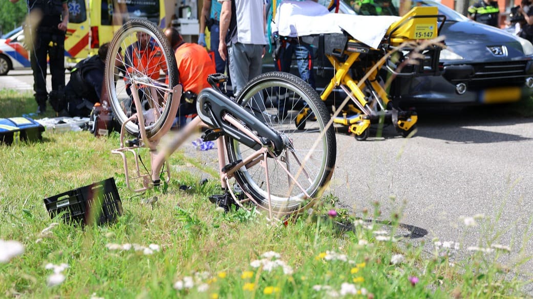 Kind op fiets gewond na aanrijding Zoetermeer, traumahelikopter ...