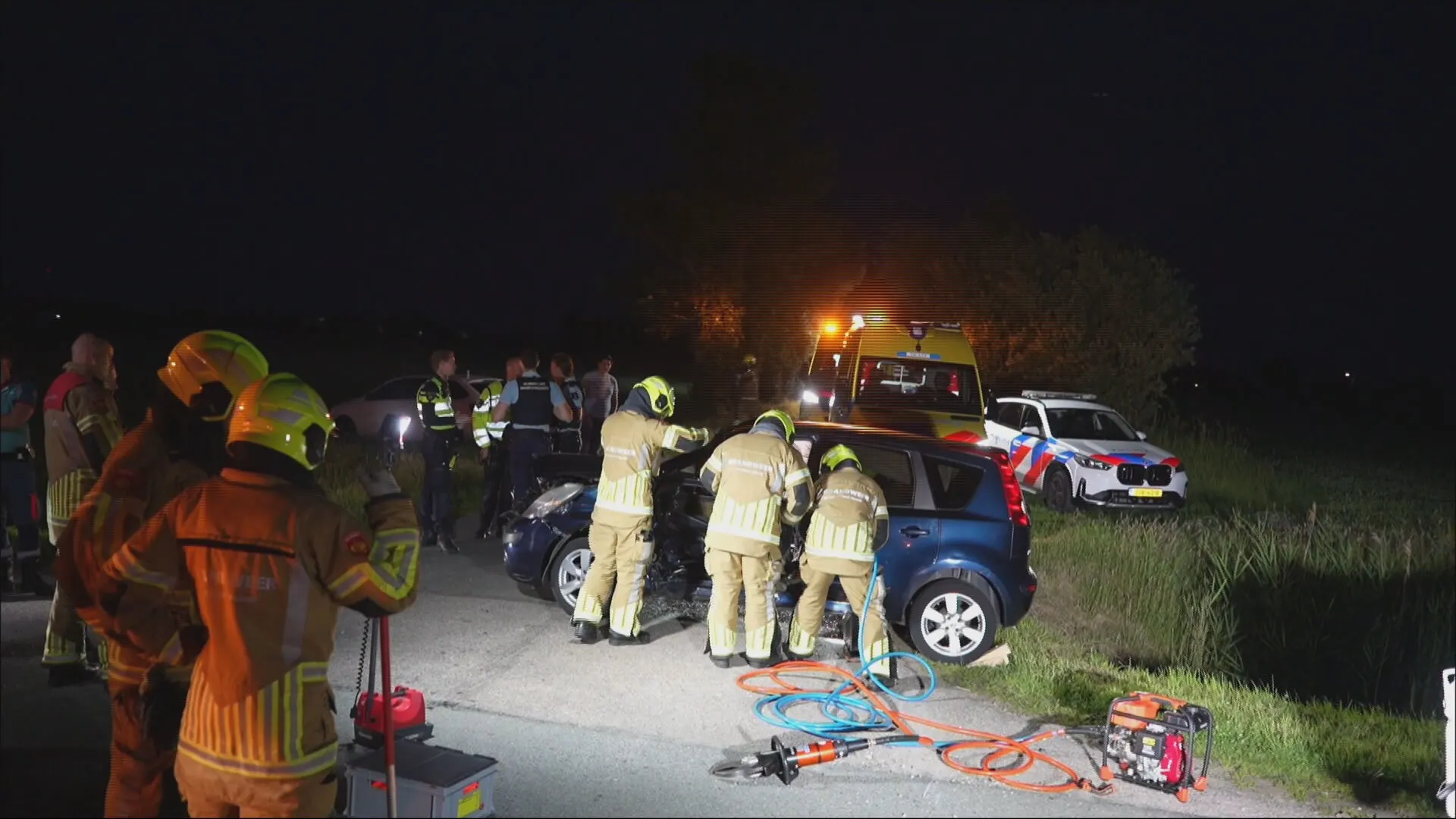 Automobilist enige tijd bekneld na botsing tegen boom in Veendam | Hart ...