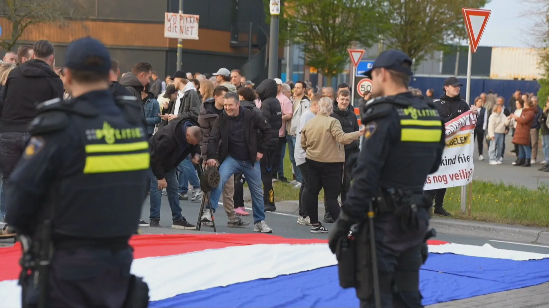 Weer loopt azc-protest Den Bosch uit de hand, 2 aanhoudingen | Hart van ...
