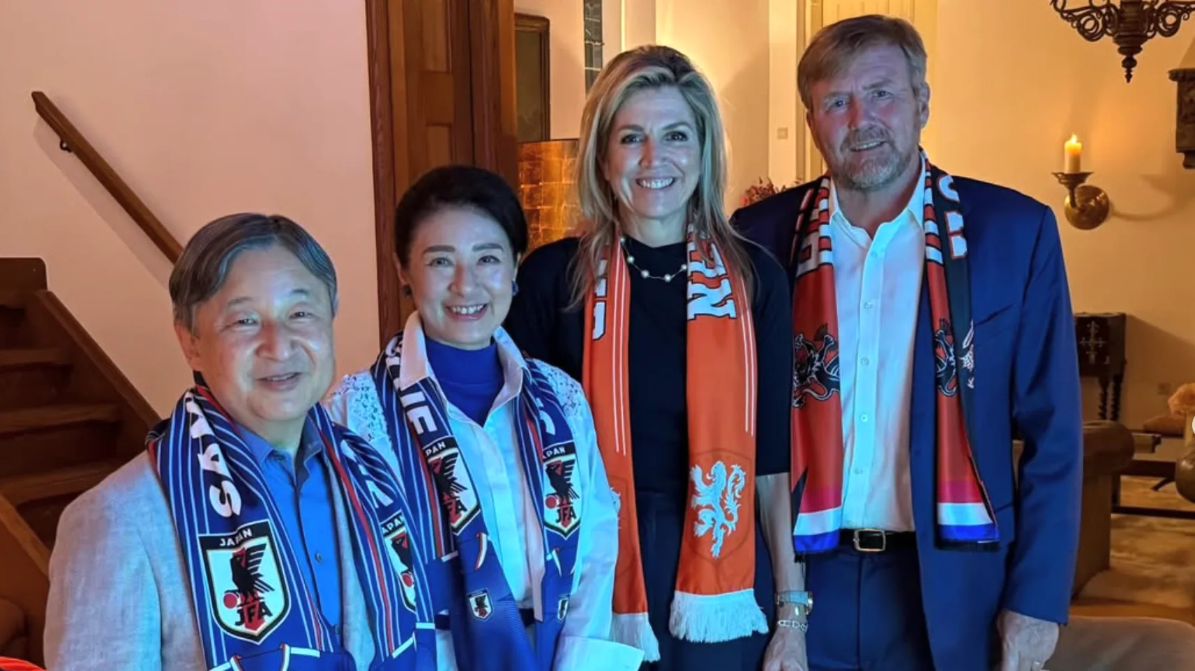 Koning en koningin kijken wedstrijd met Japanse keizer en keizerin ...
