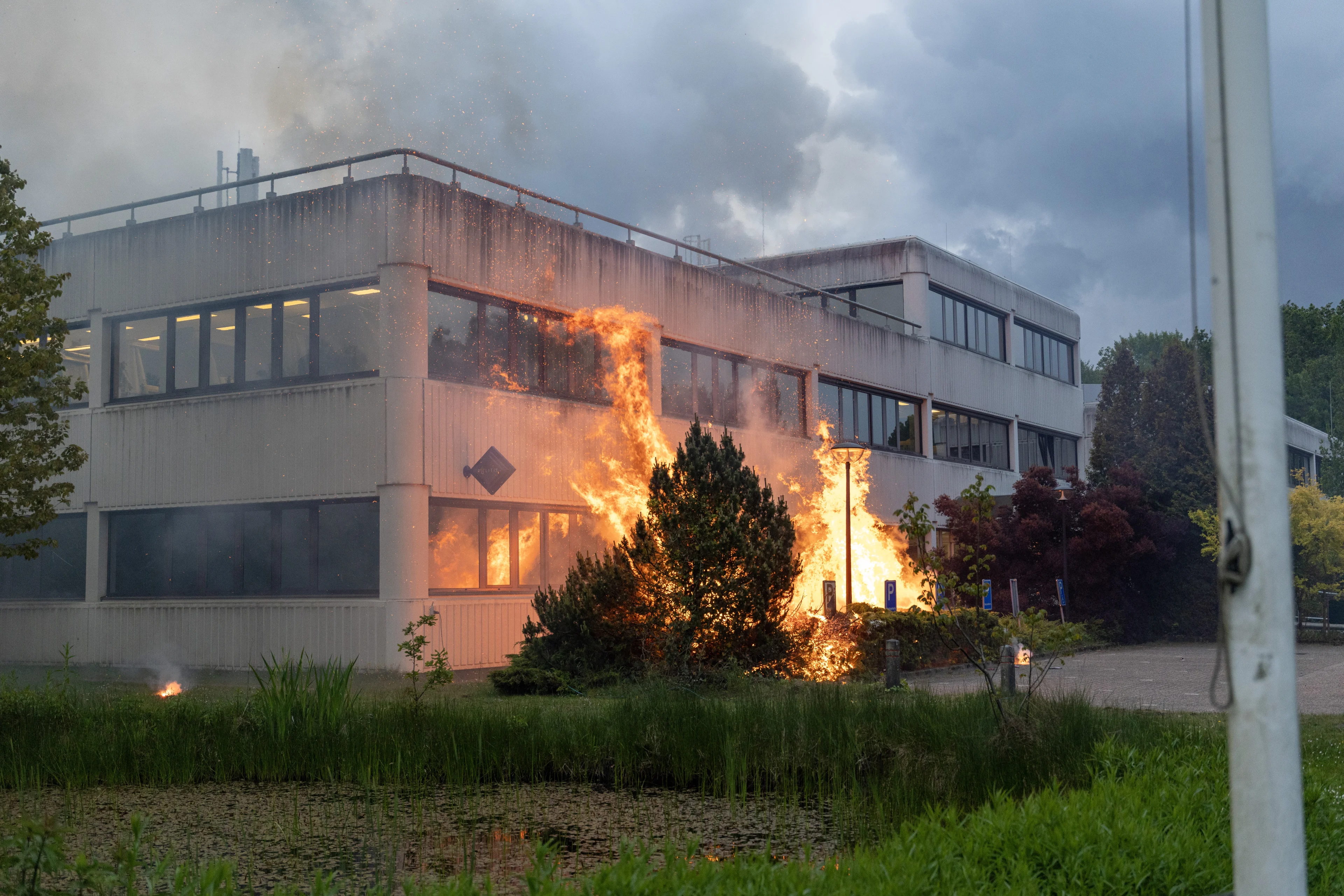 '4 op de 10 arrestanten bij azc-protesten zijn buitenstaanders' | Hart ...