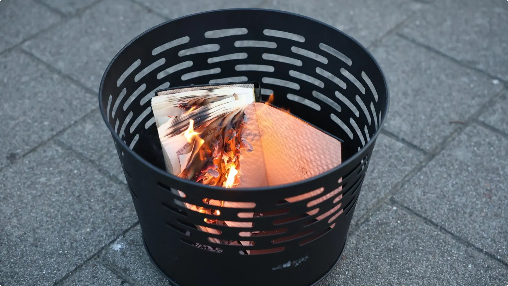 Stenen en vuurwerk gegooid naar koran verbrandende demonstranten tegen azc Hoofddorp | Hart van ...