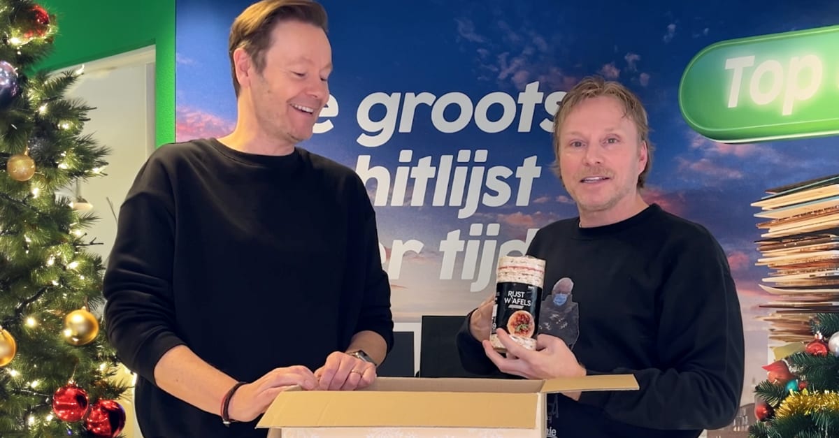 Gijs en Matijn doen unboxing: dit zit er in het Radio 10 Kerstpakket! 🎁 ...