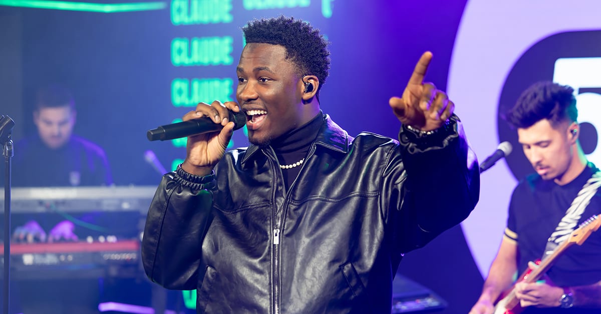 Aran Bade over het uitgelekte songfestivalnummer C'est La Vie van ...