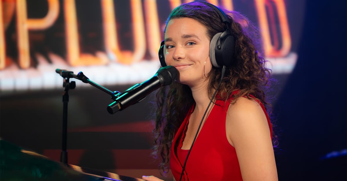 Talent Unplugged-winnares Janna doet She Knows Me Now (The Silent Song ...