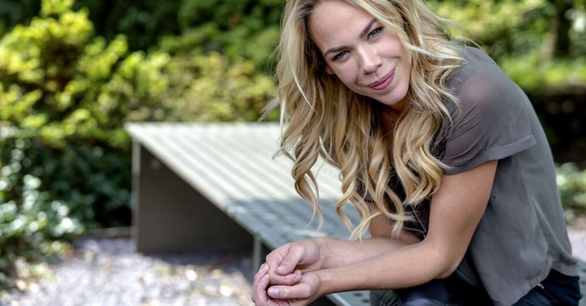 ZIEN: Dochter Nicolette Kluijver lijkt als twee druppels water op haar moeder | Shownieuws