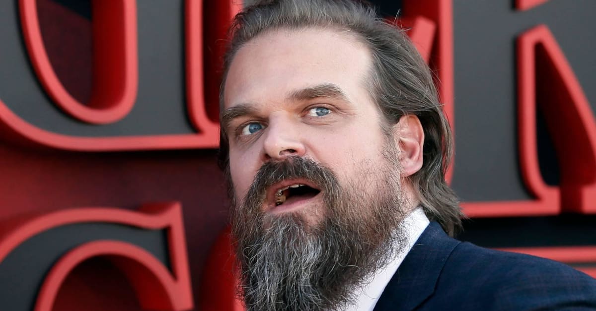 David Harbour en Lily Allen samen op rode loper | Shownieuws