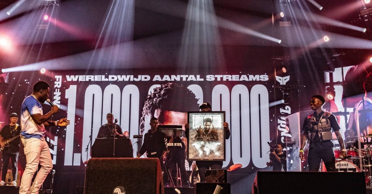 Frenna krijgt award voor 1 miljard streams wereldwijd | Shownieuws