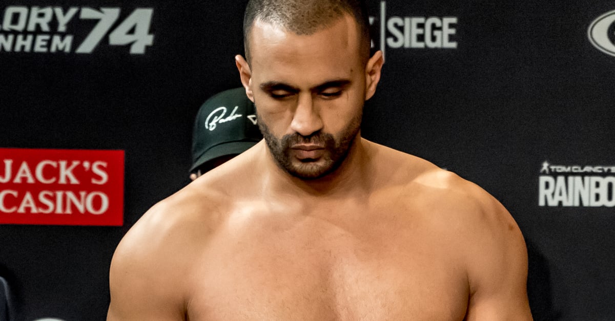 Badr Hari deelt flinke duw uit tijdens staredown | Shownieuws